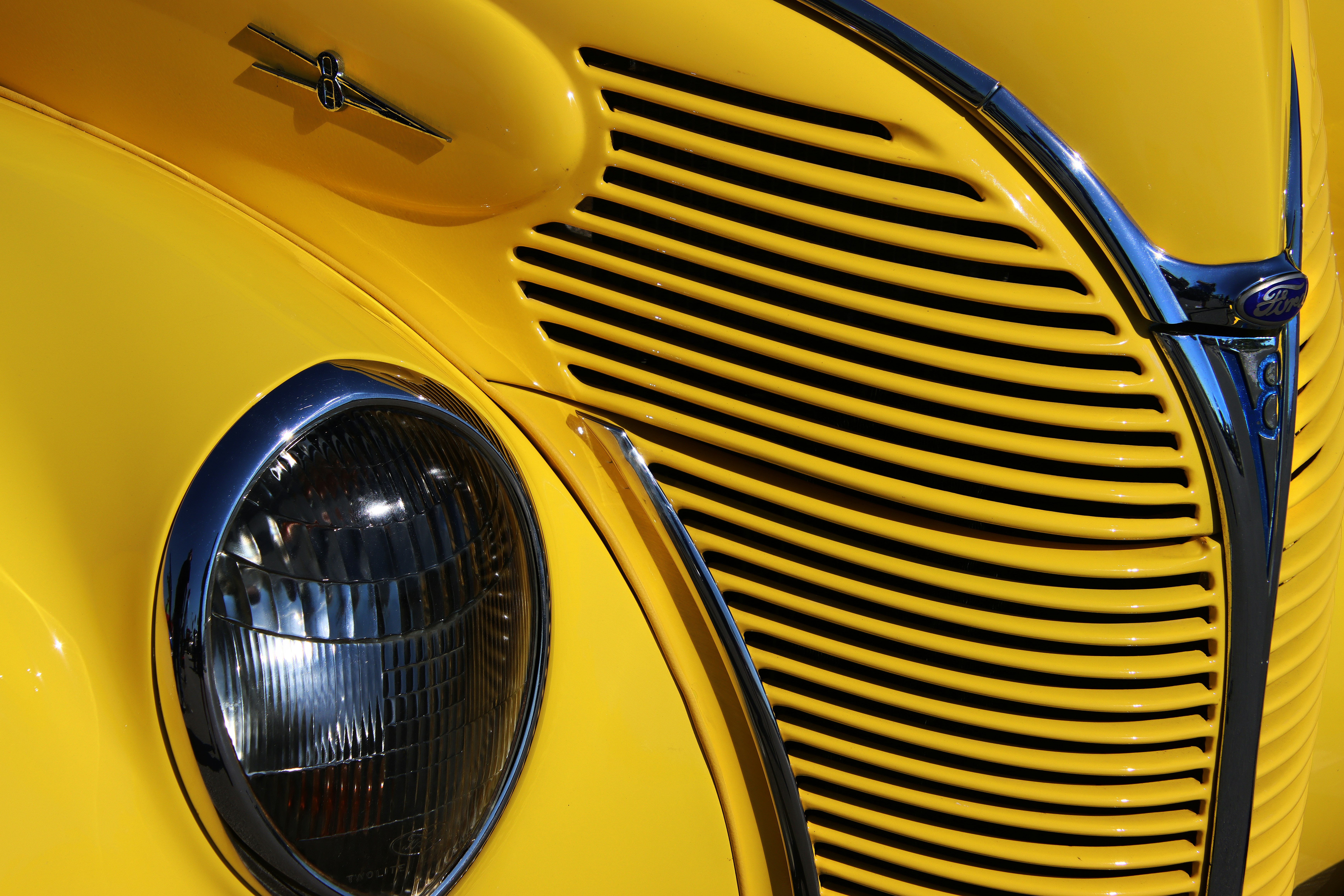 Chrome and Sunlit Grille: The Yellow Classic’s Bold Gaze