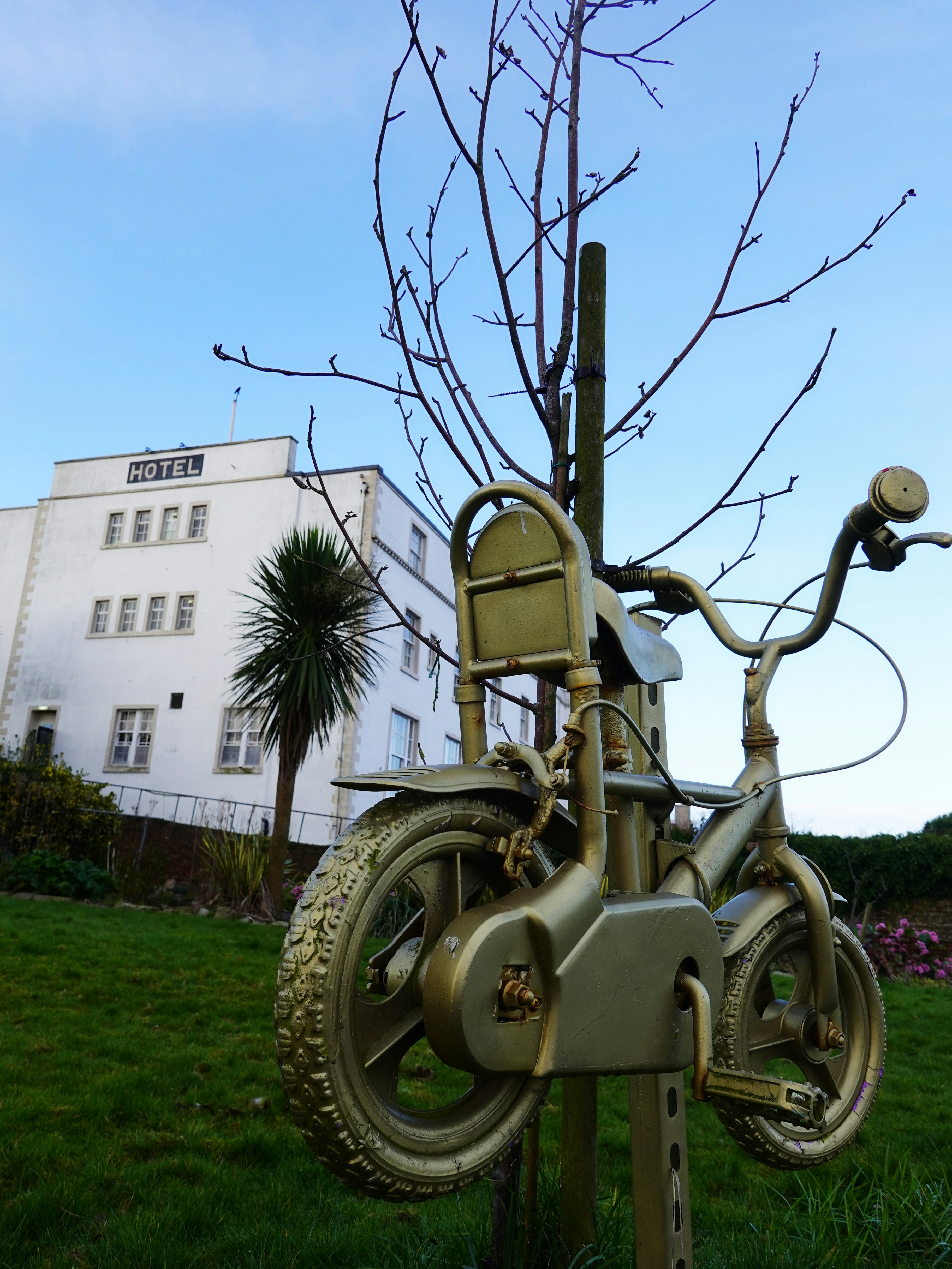 Retro Moped on Display: A Quiet Corner by the Hotel
