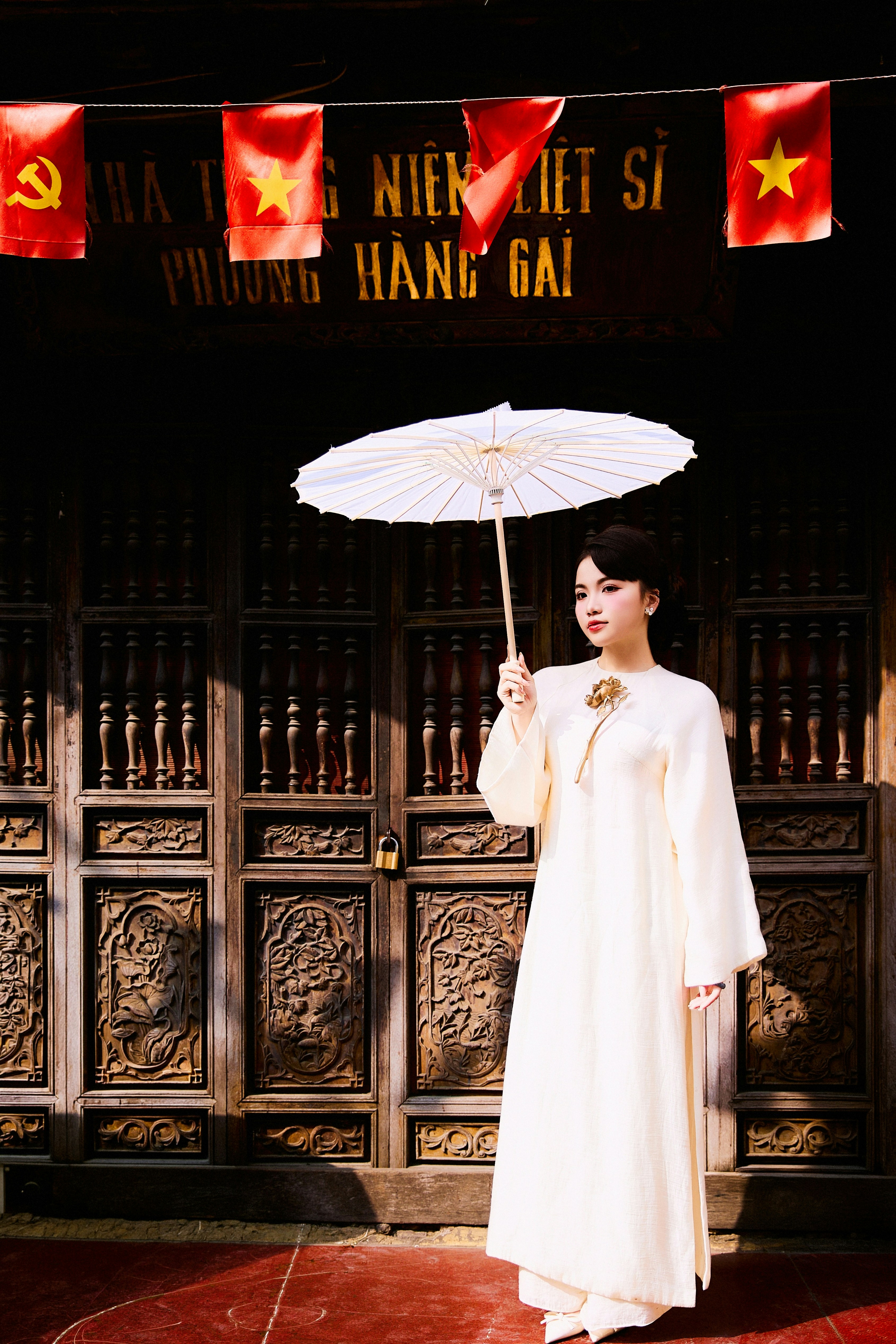 Elegance Under the Lantern: A Portrait with a White Parasol