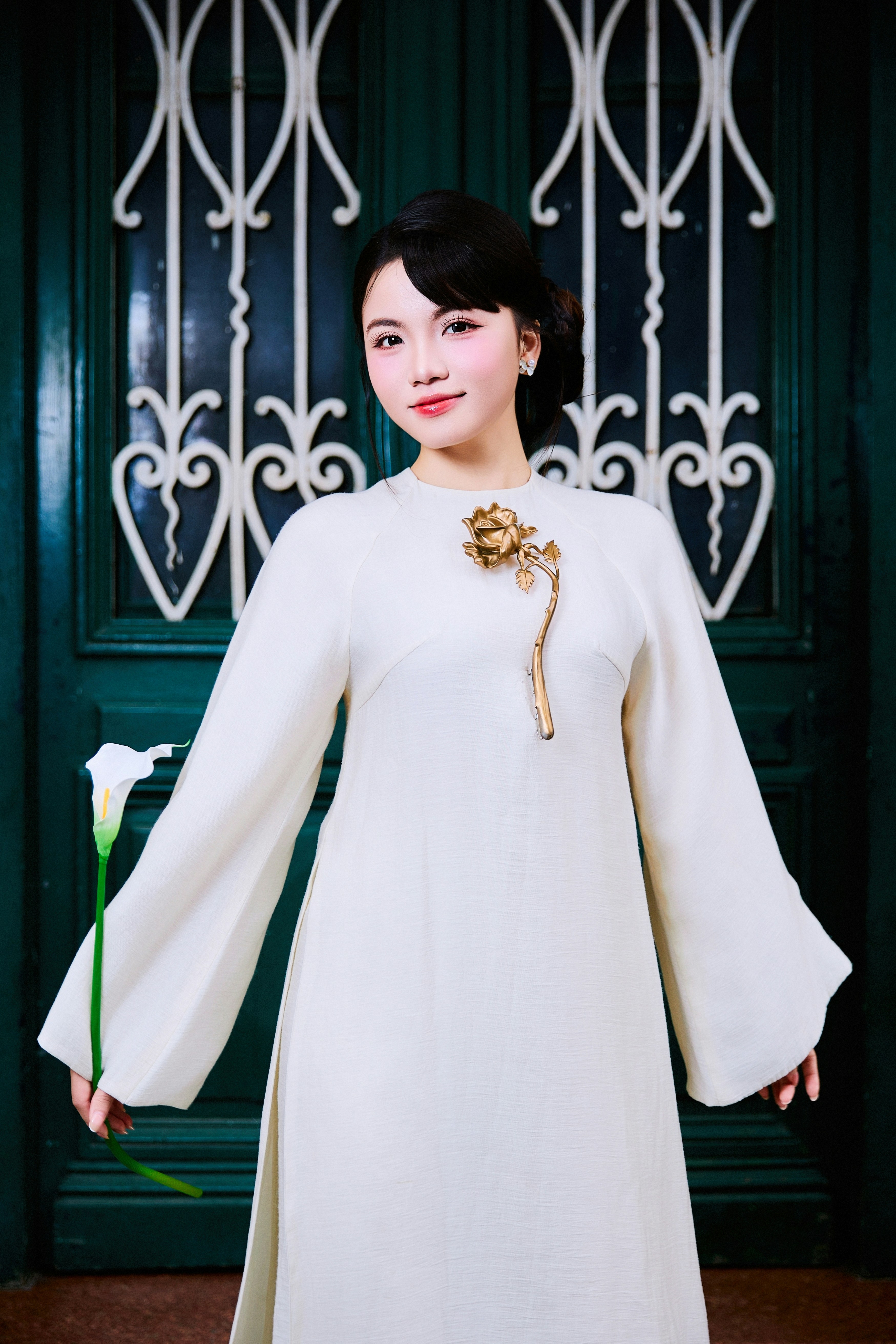 Elegant Portrait in Emerald Gateway