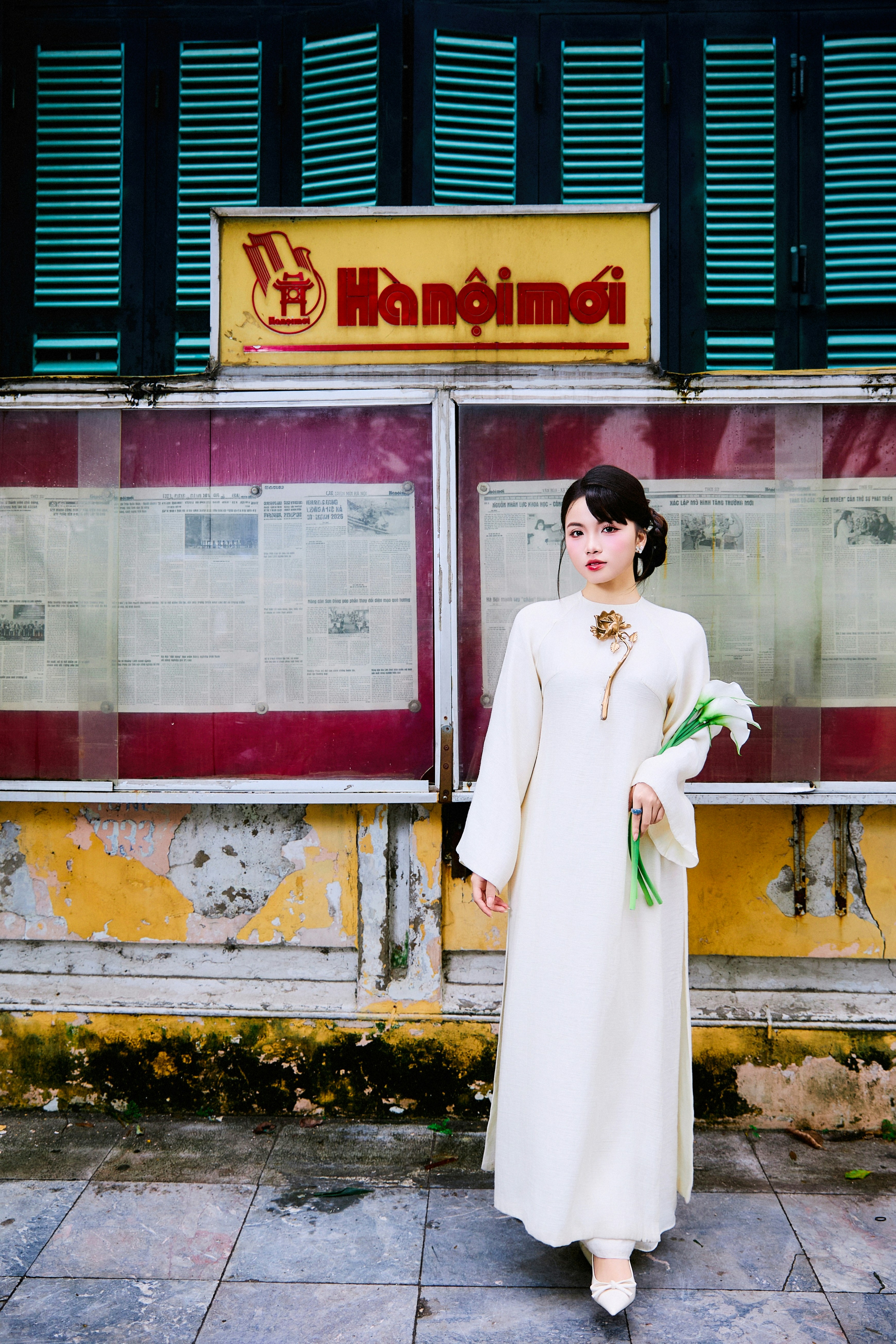Elegance Amid Streetfronts: The Bride in White at Hanoi Market