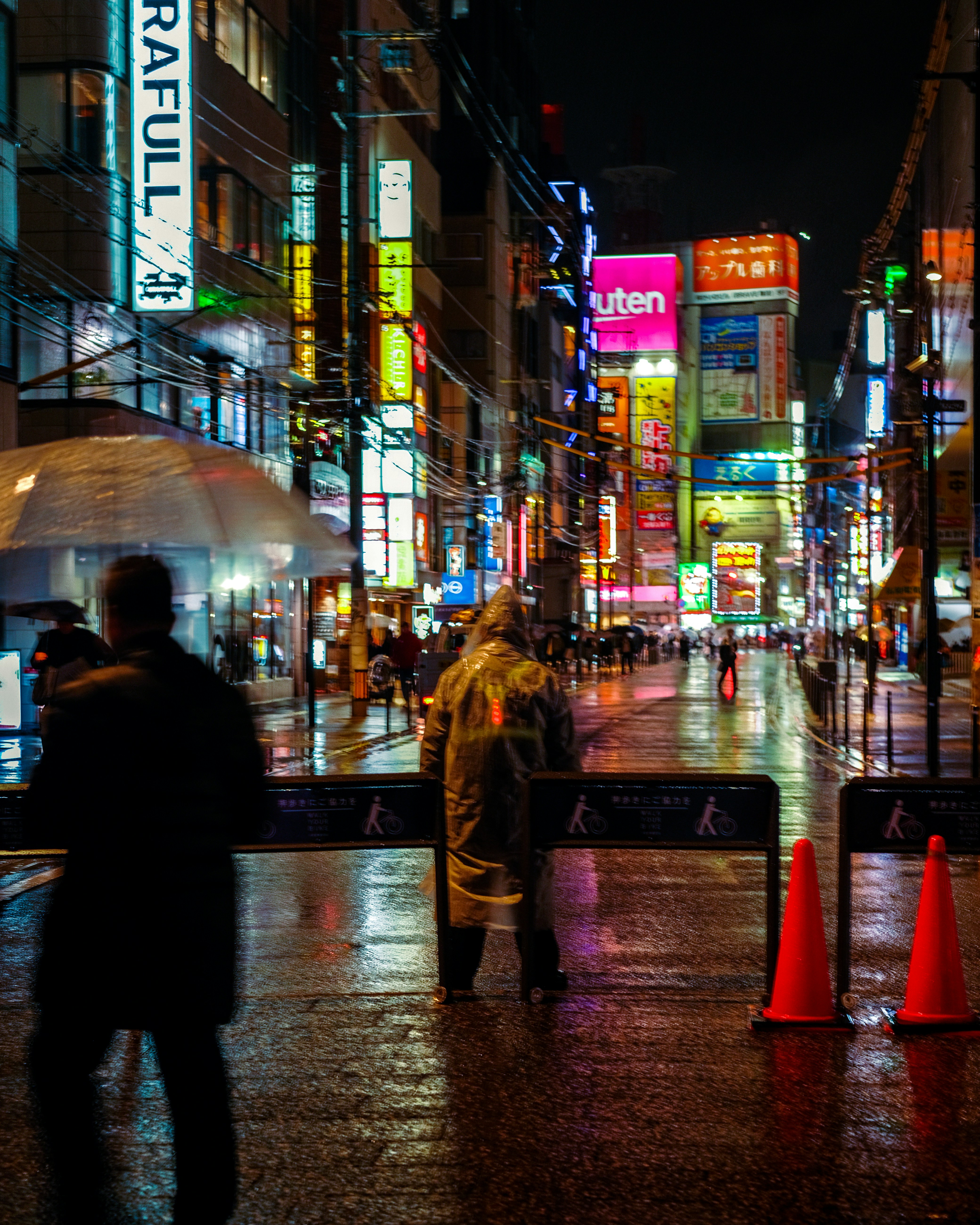 Neon Alley at Dusk: Pedestrians and Rain in a Tokyo夜景