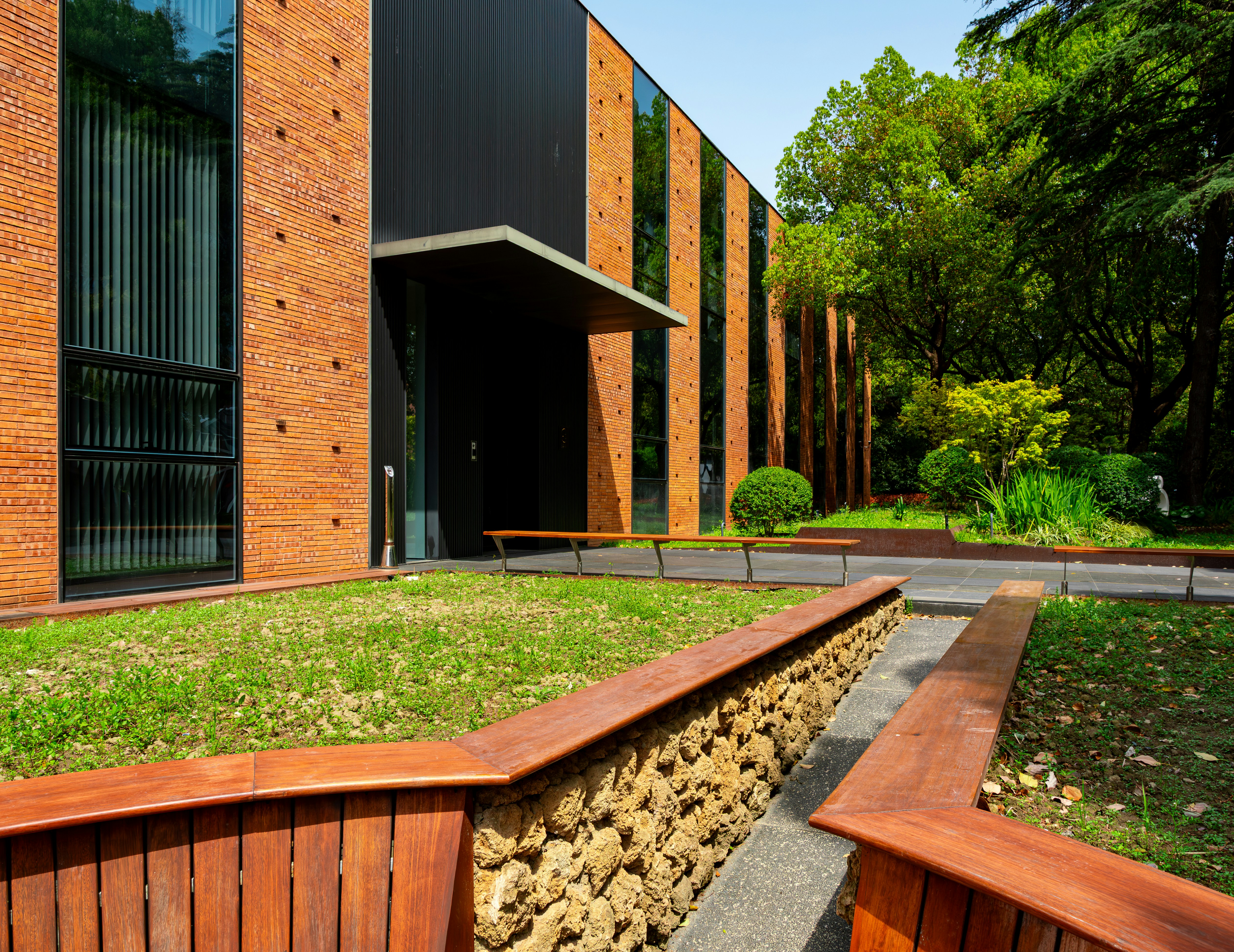 Brick Facade & Timber Walkway: Modern College Campus Courtyard