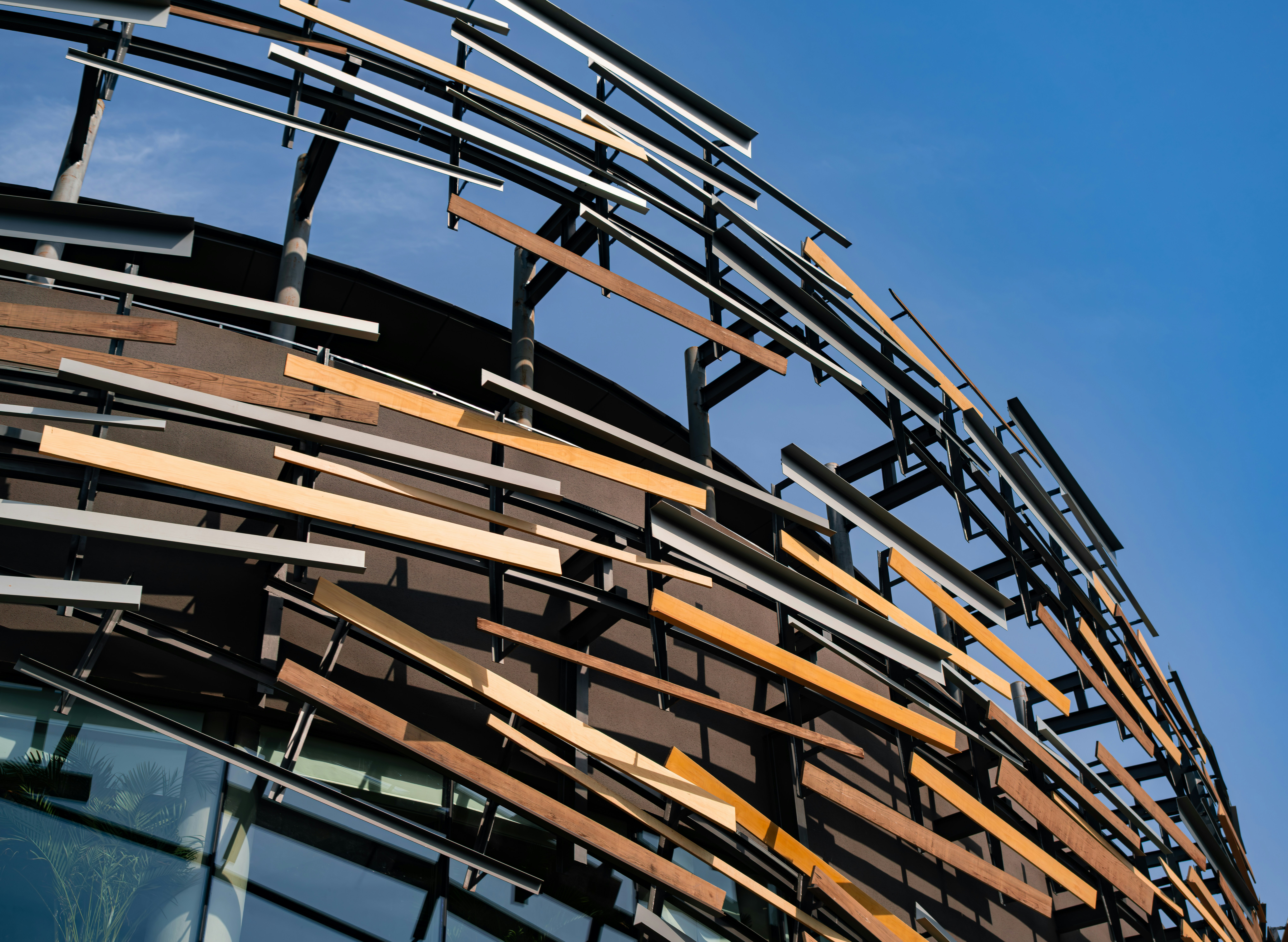 Curved Timber Mesh: Faceted Architecture in Motion