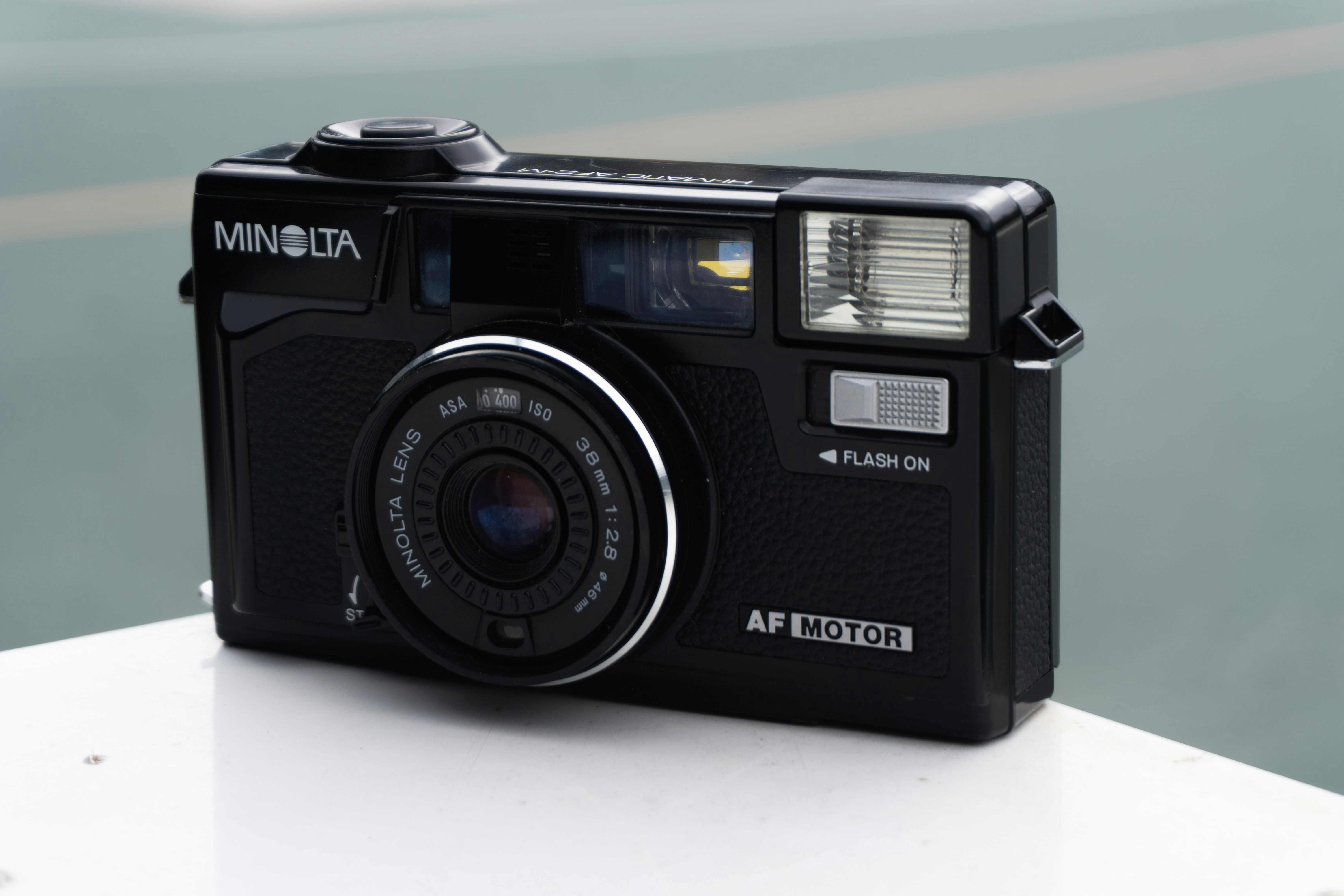 Vintage Minolta on a Quiet Surface: A Retro Compact Camera Portrait