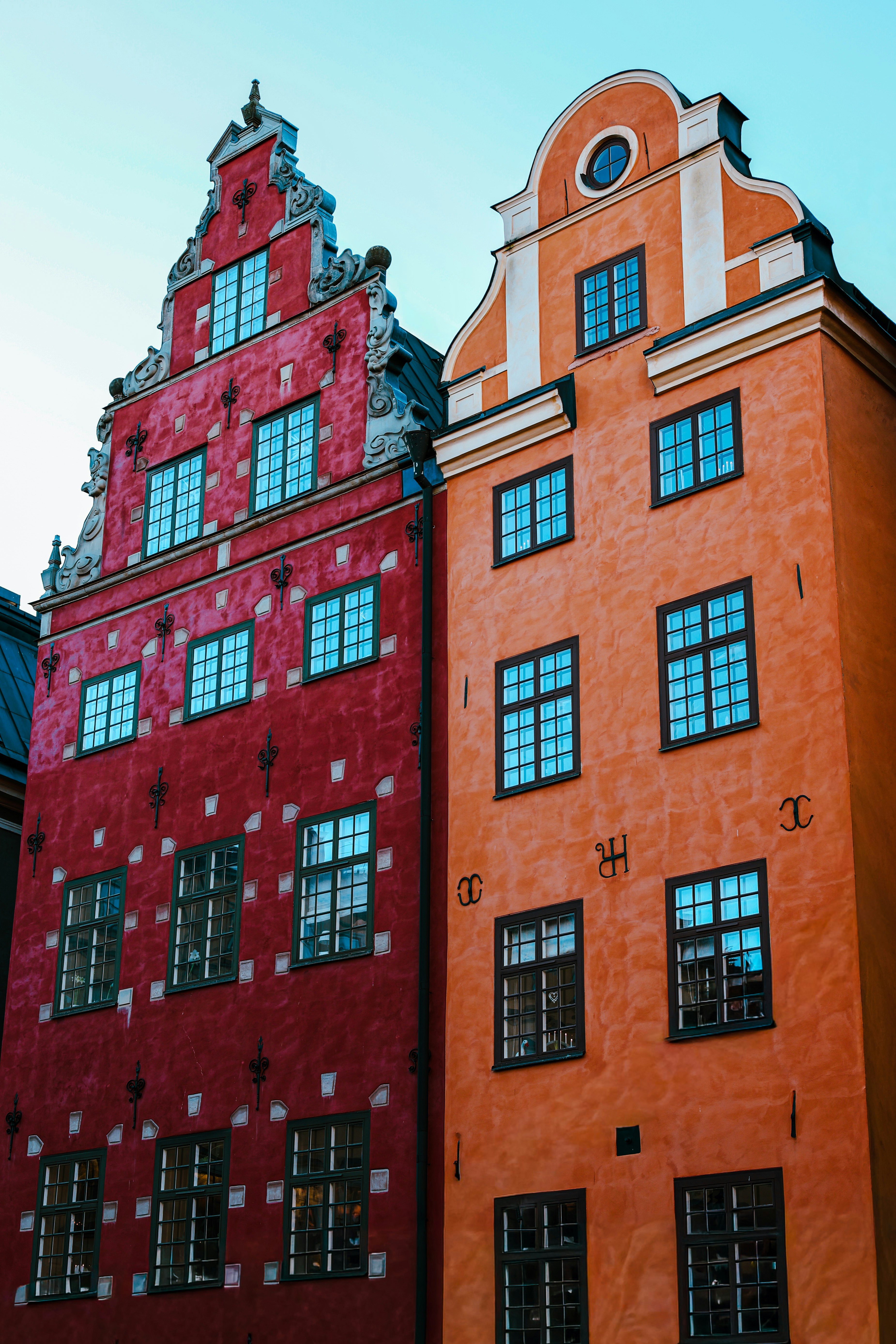 Two-Tone Facades: A Colorful Tandem of City Architecture