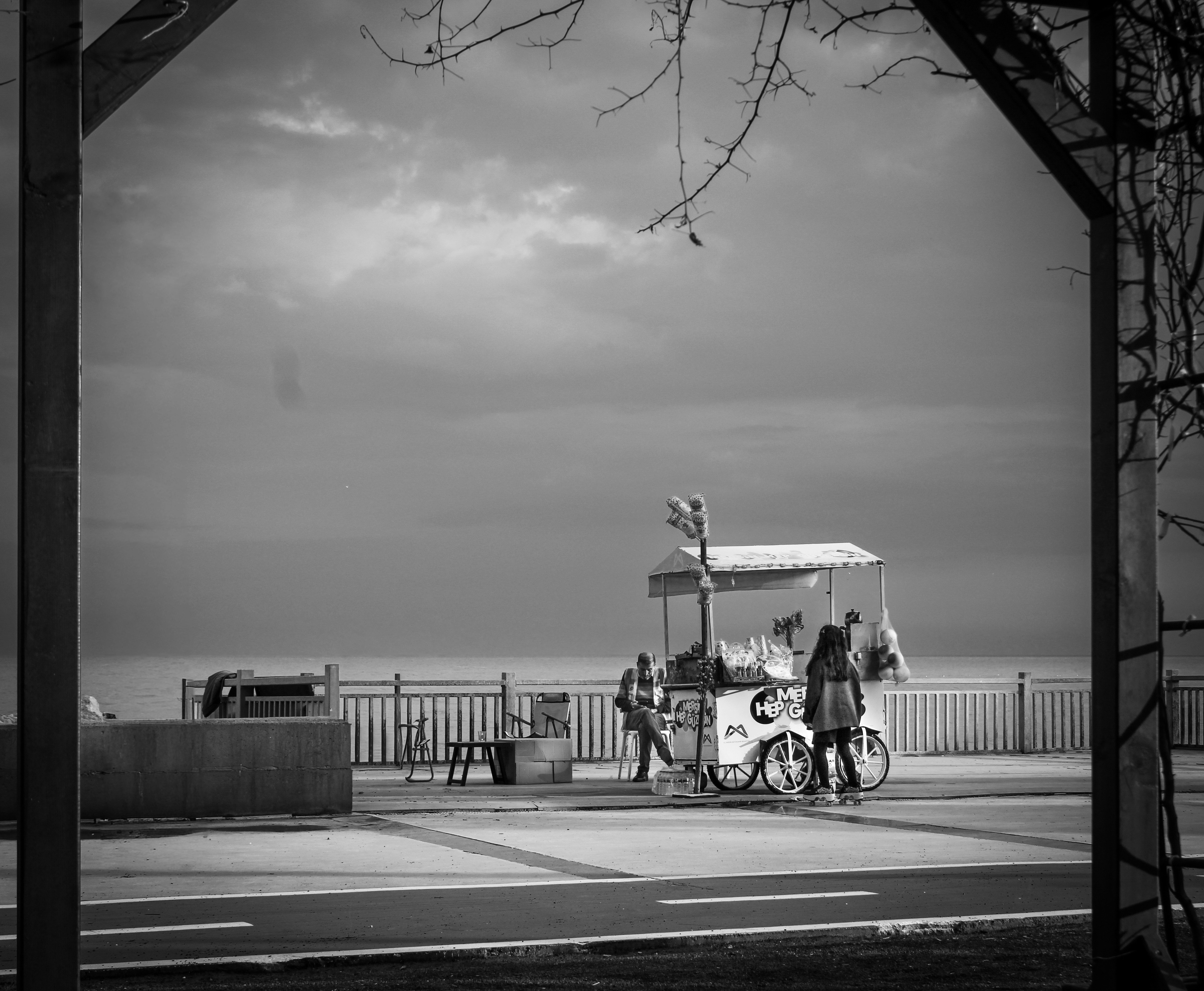 Sea Breeze Stand: A Quiet Food Cart by the Pier