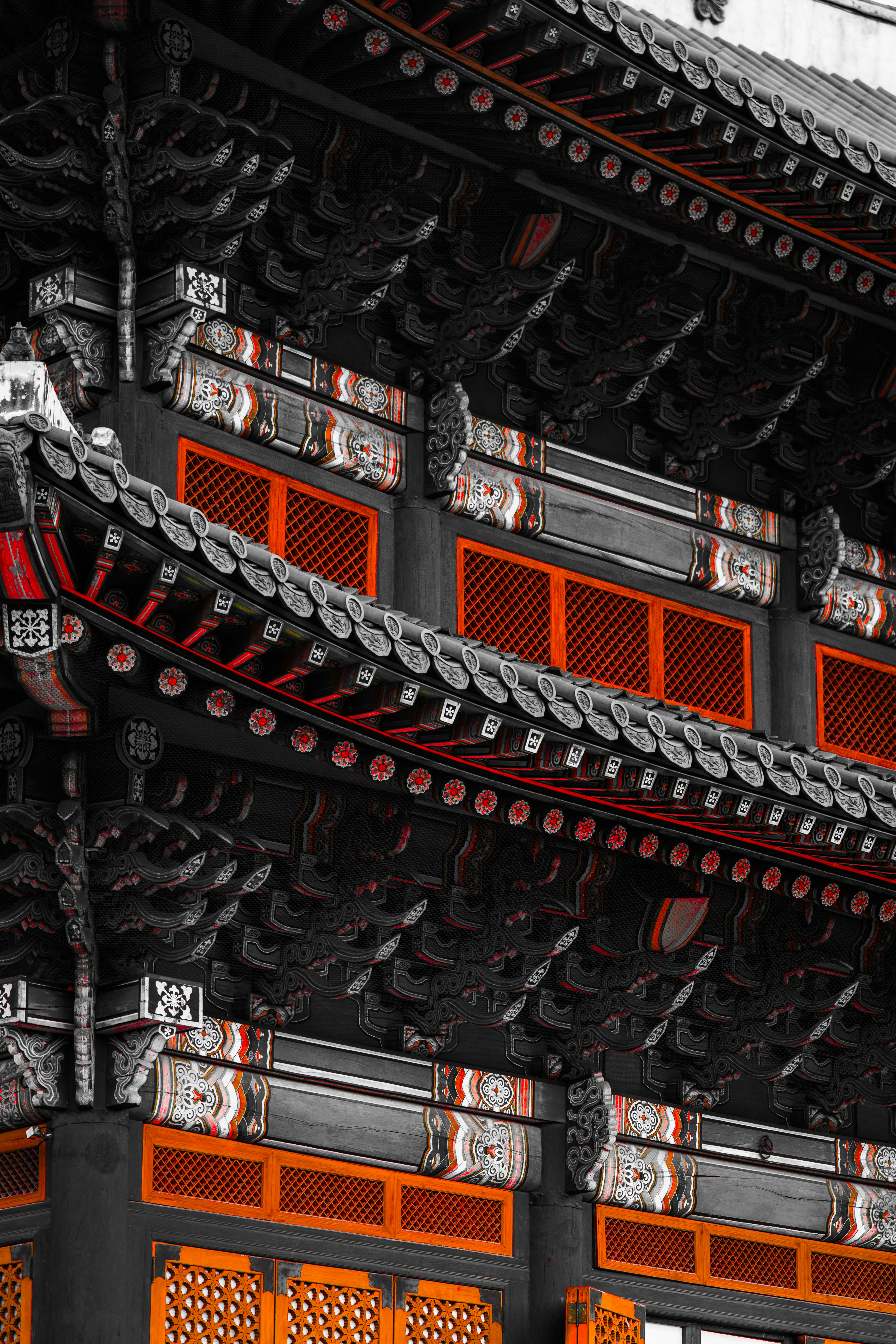 Orange Lattice Echoes in a Monochrome Pagoda