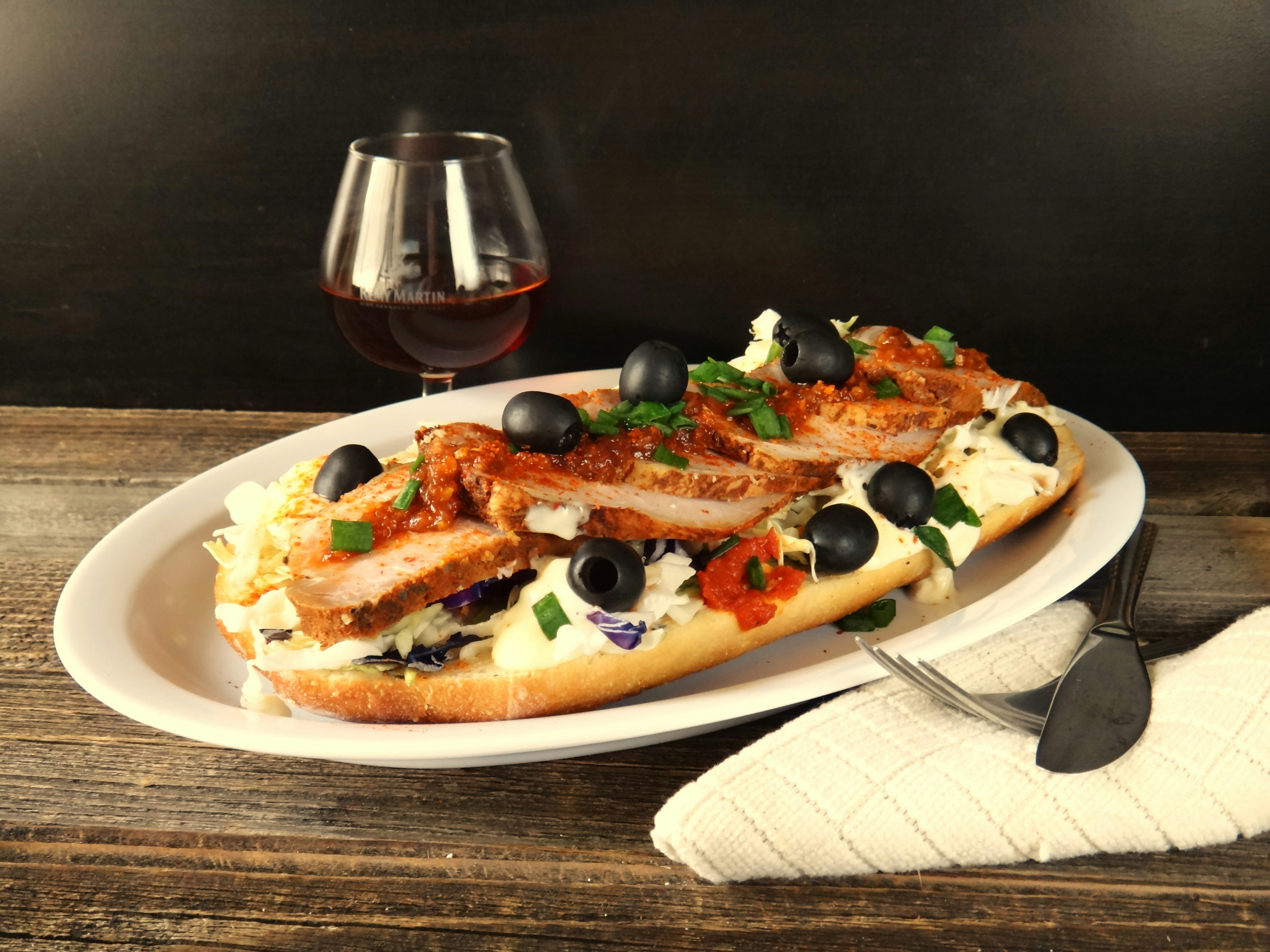 Herbed tuna-topped crostini al fresco