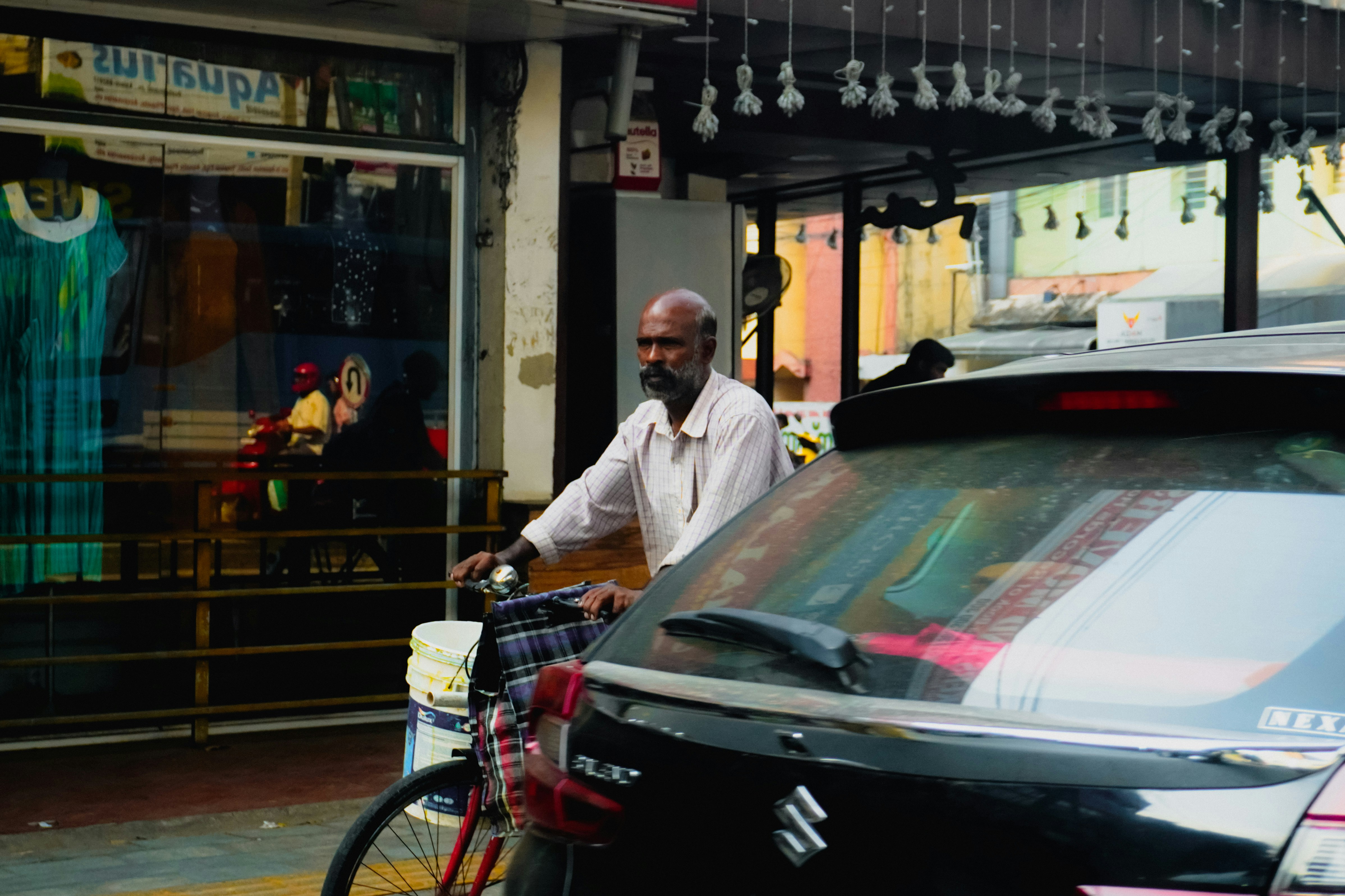 Street Pedlar and the Flowing City Between Car and Bicycle