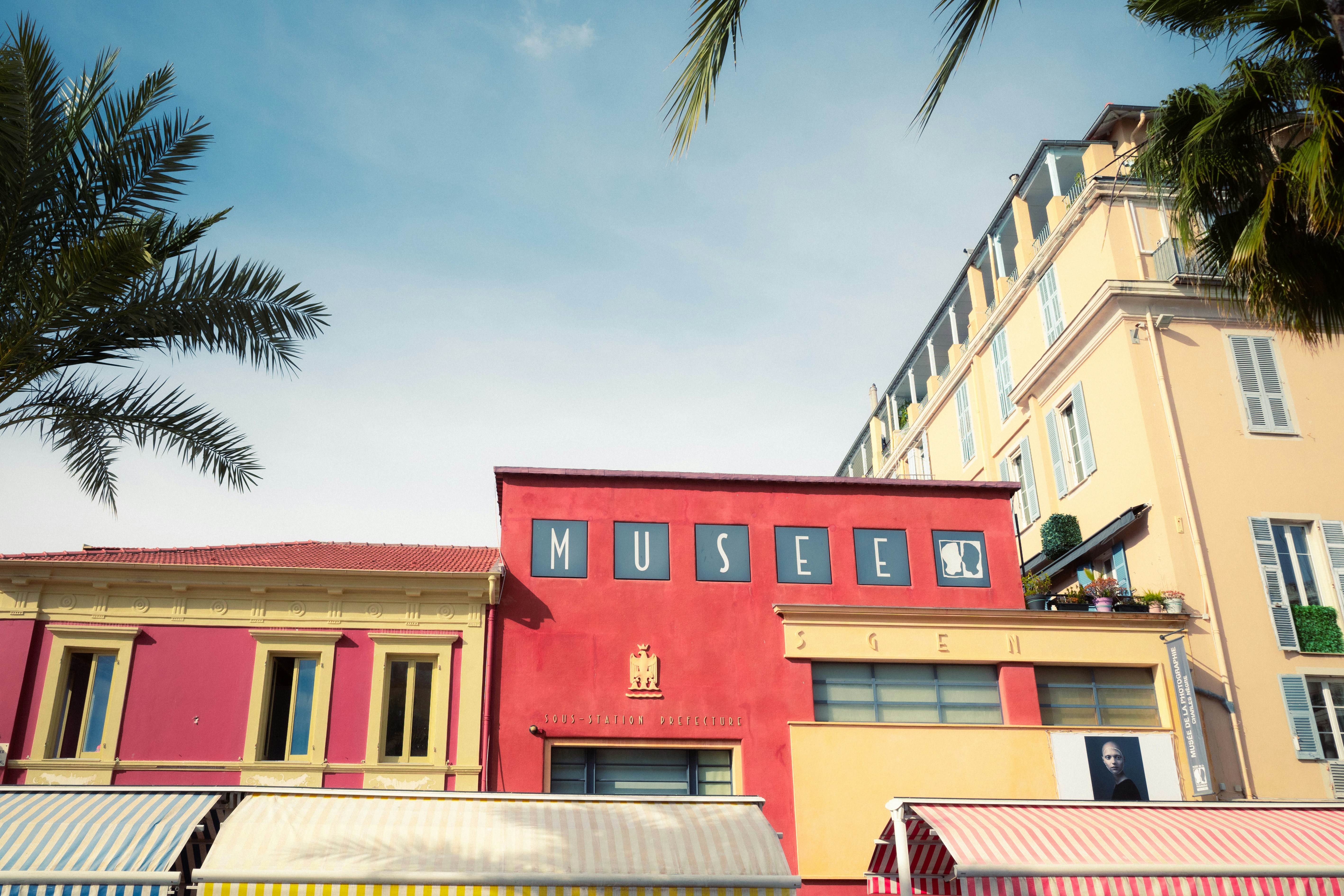 Sunlit Musee Facade: A Palette of Coastal Color and Curved Stripes