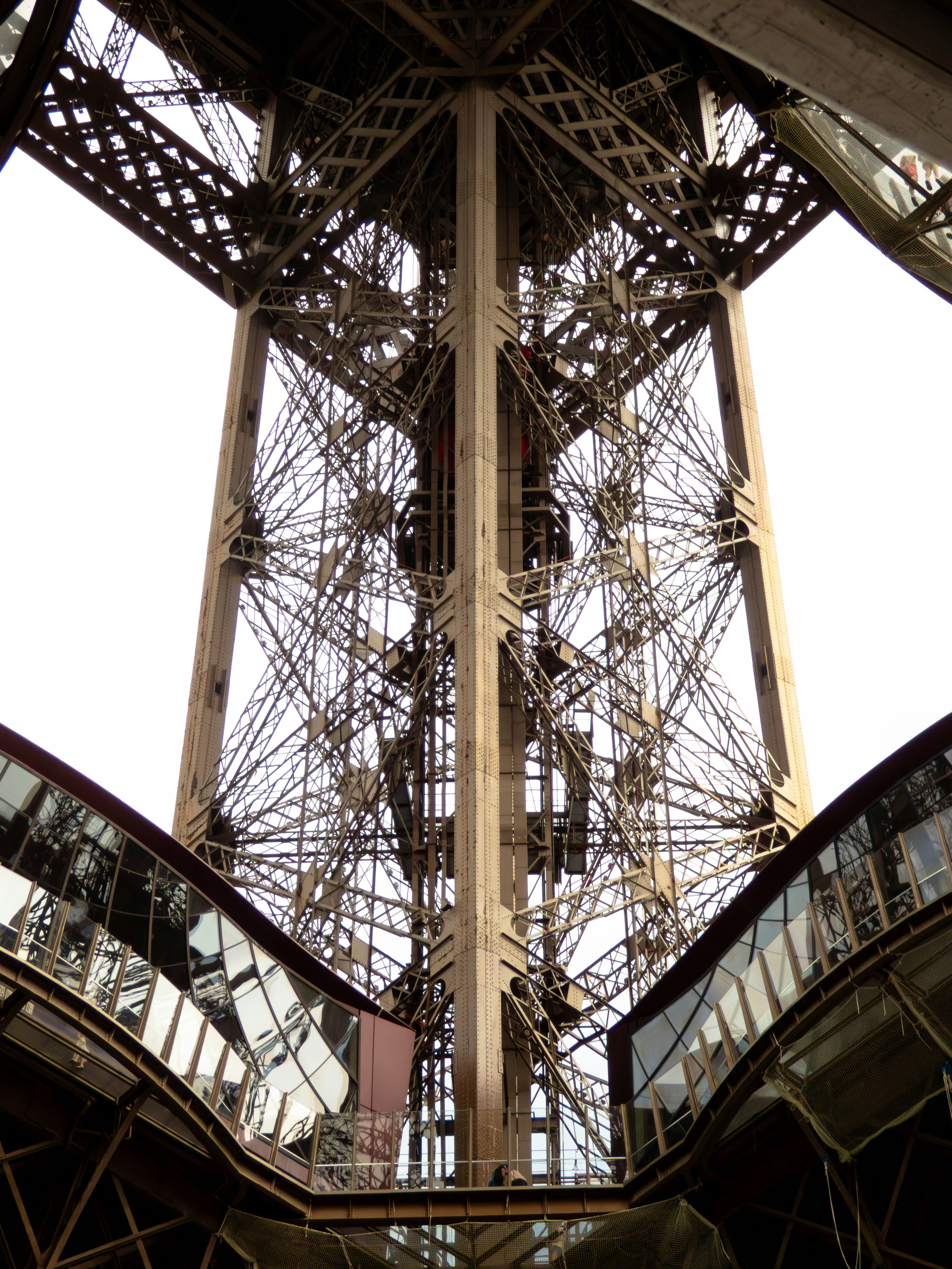 Under the Backbone: Structural Mesh of the Eiffel Tower’s Support Pillar