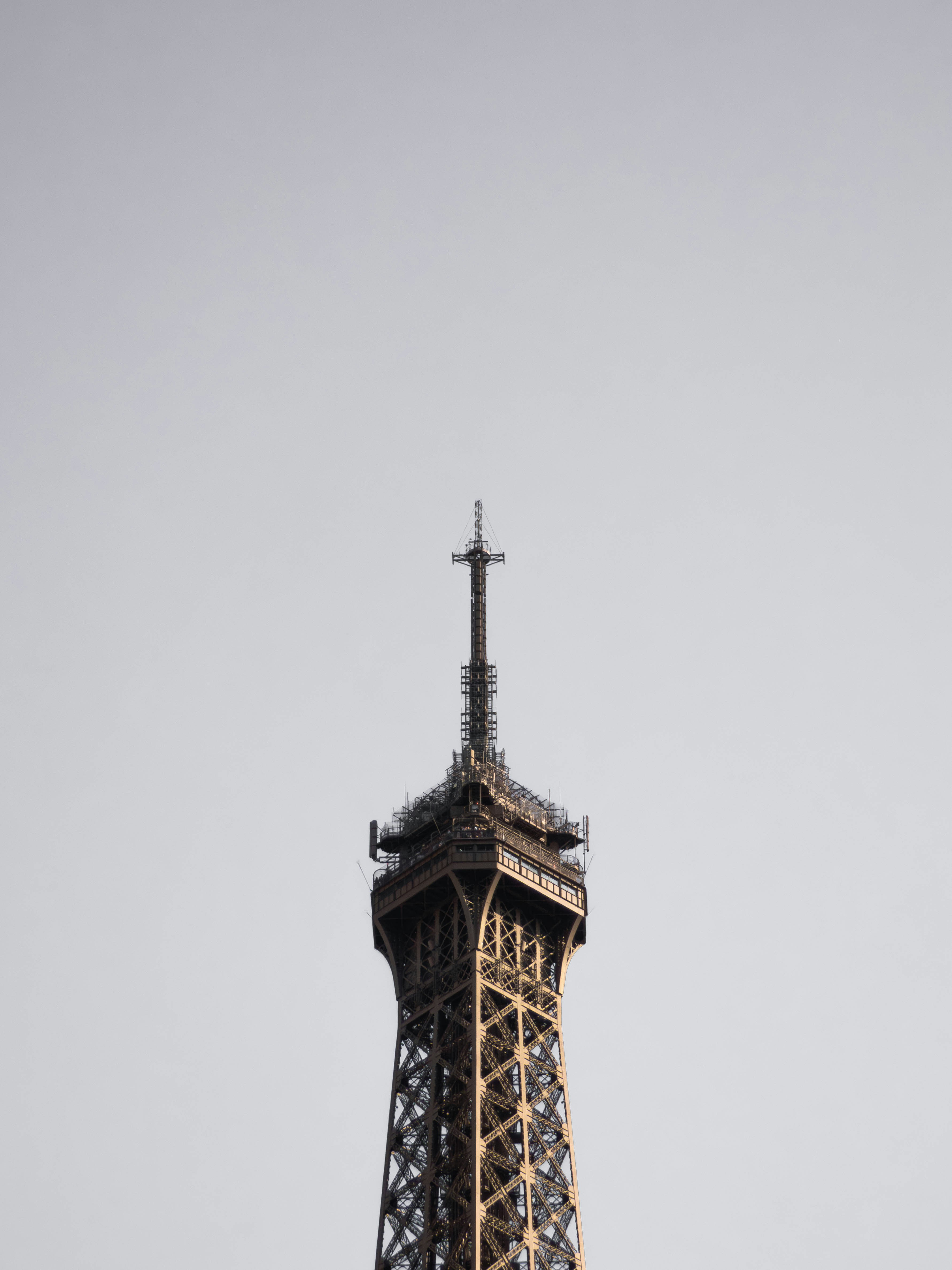 Towering Signal: The Eiffel Antenna Piercing a Pale Sky