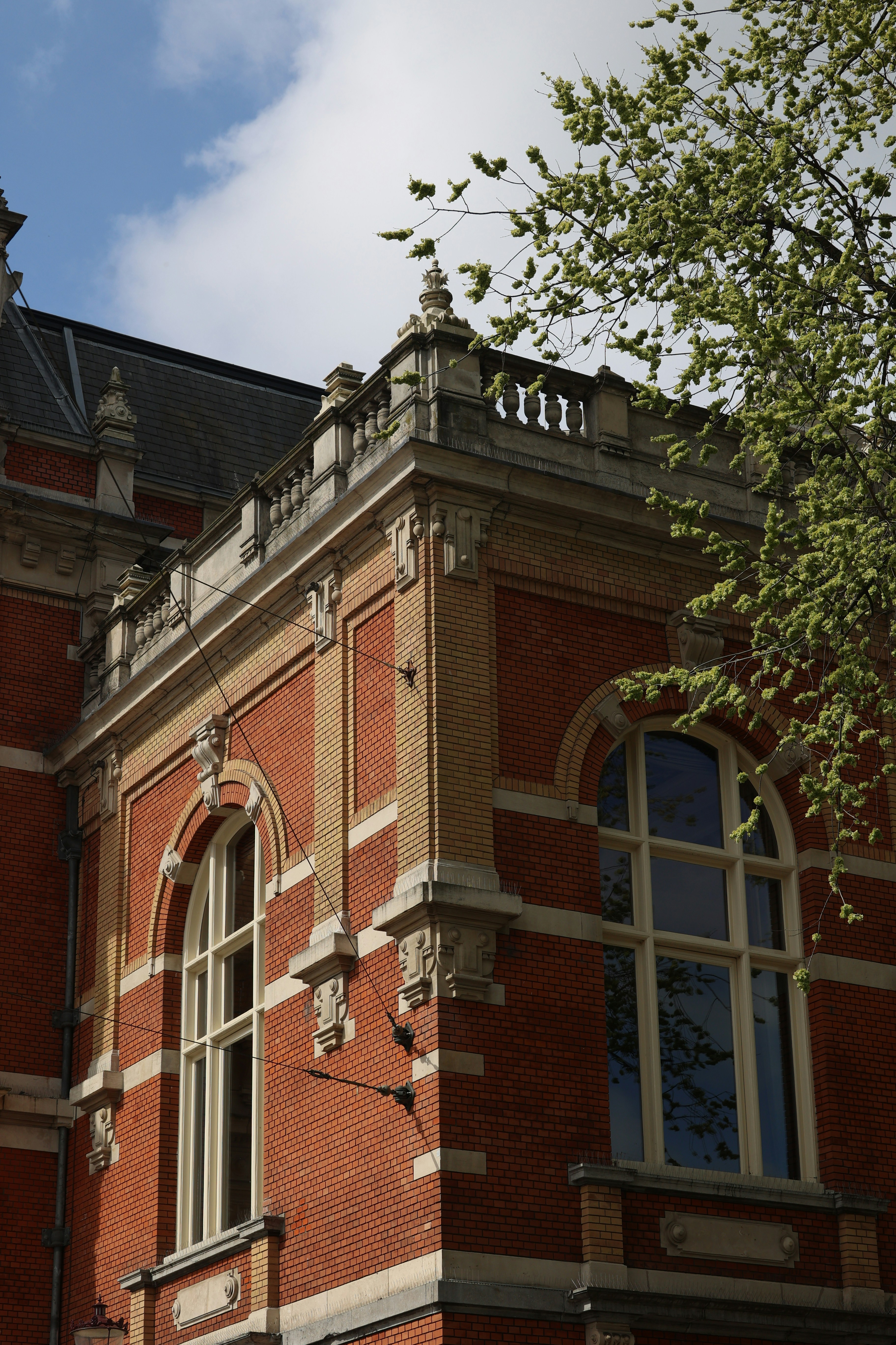 Brick Facade and Arched Window: A Classic Architectural Moment