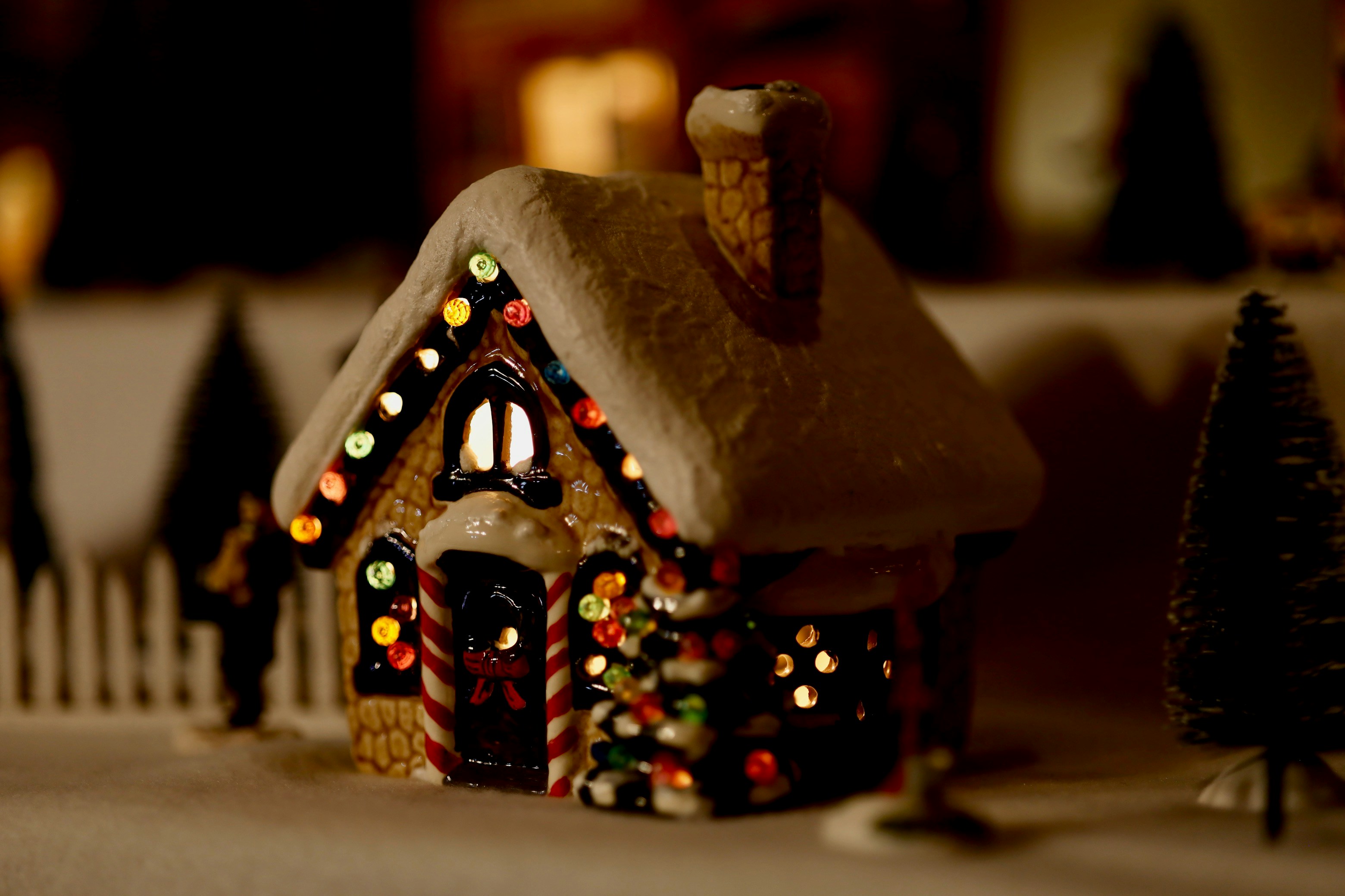 Candy-Cane Doorstep: A Tiny Holiday Cottage Illuminated