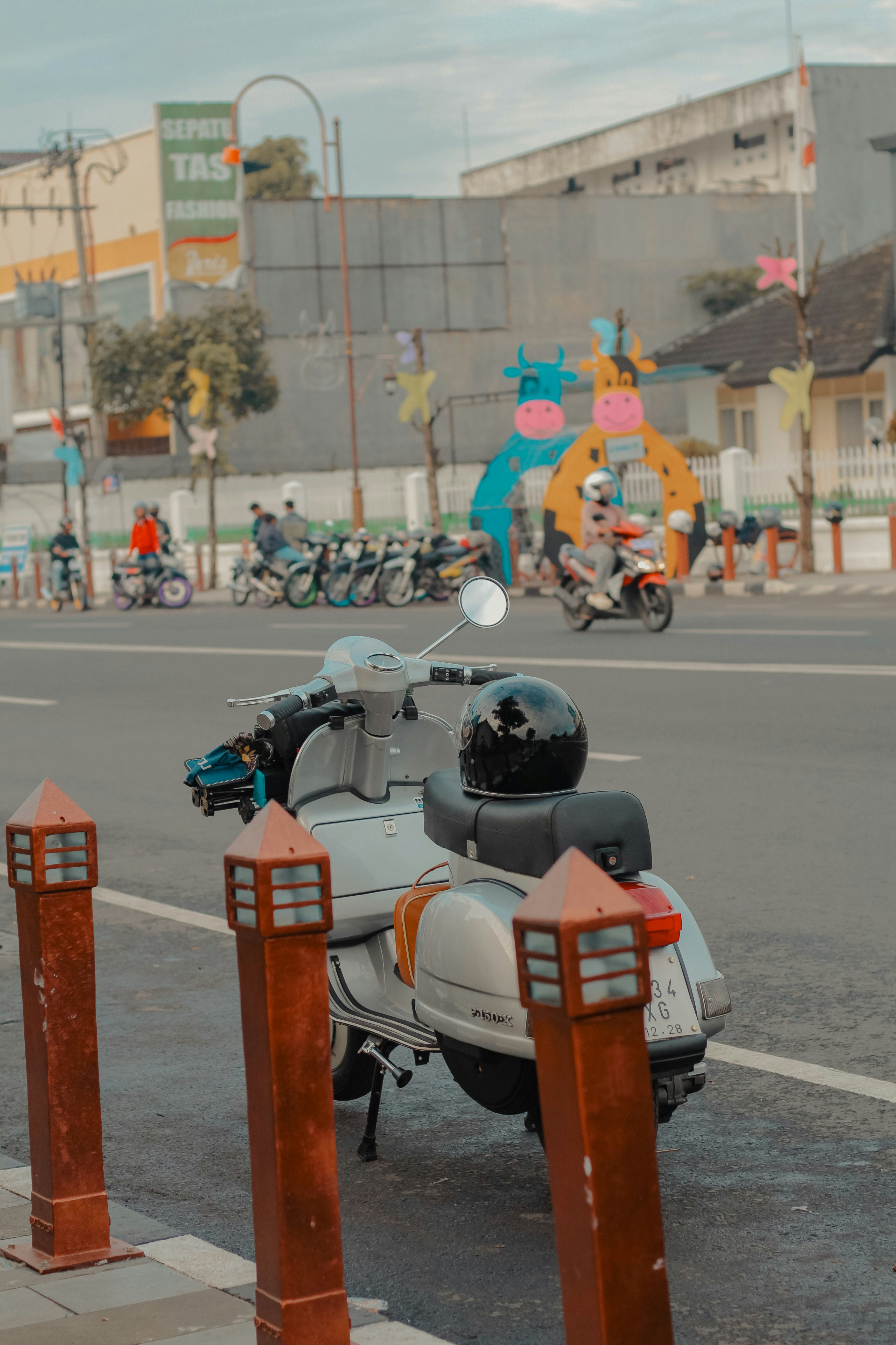Moto-stillness in the city: a parked scooter in a sunlit avenue