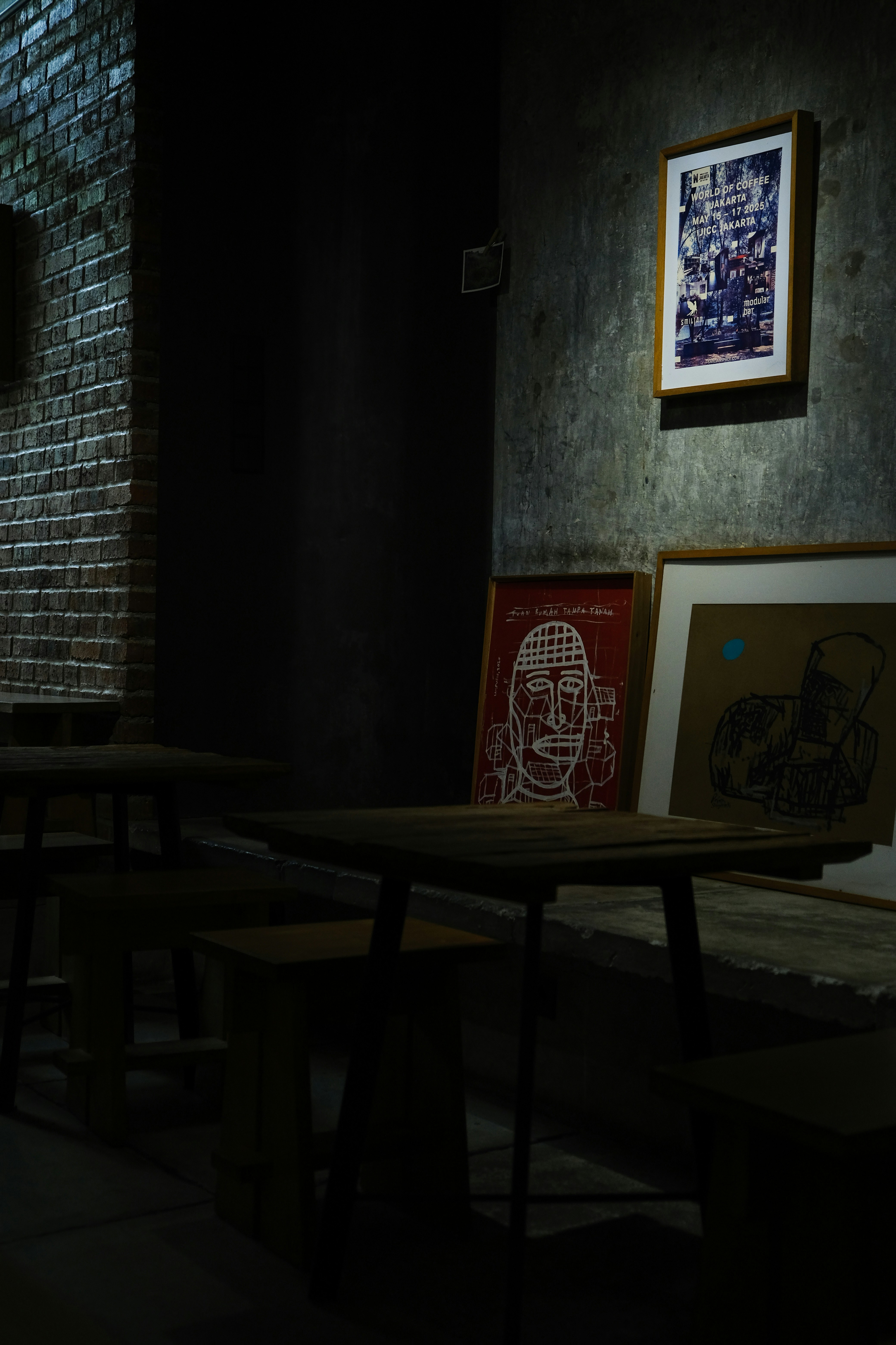 Dim Gallery Corners: Framed Art and Quiet Tables in Low Light