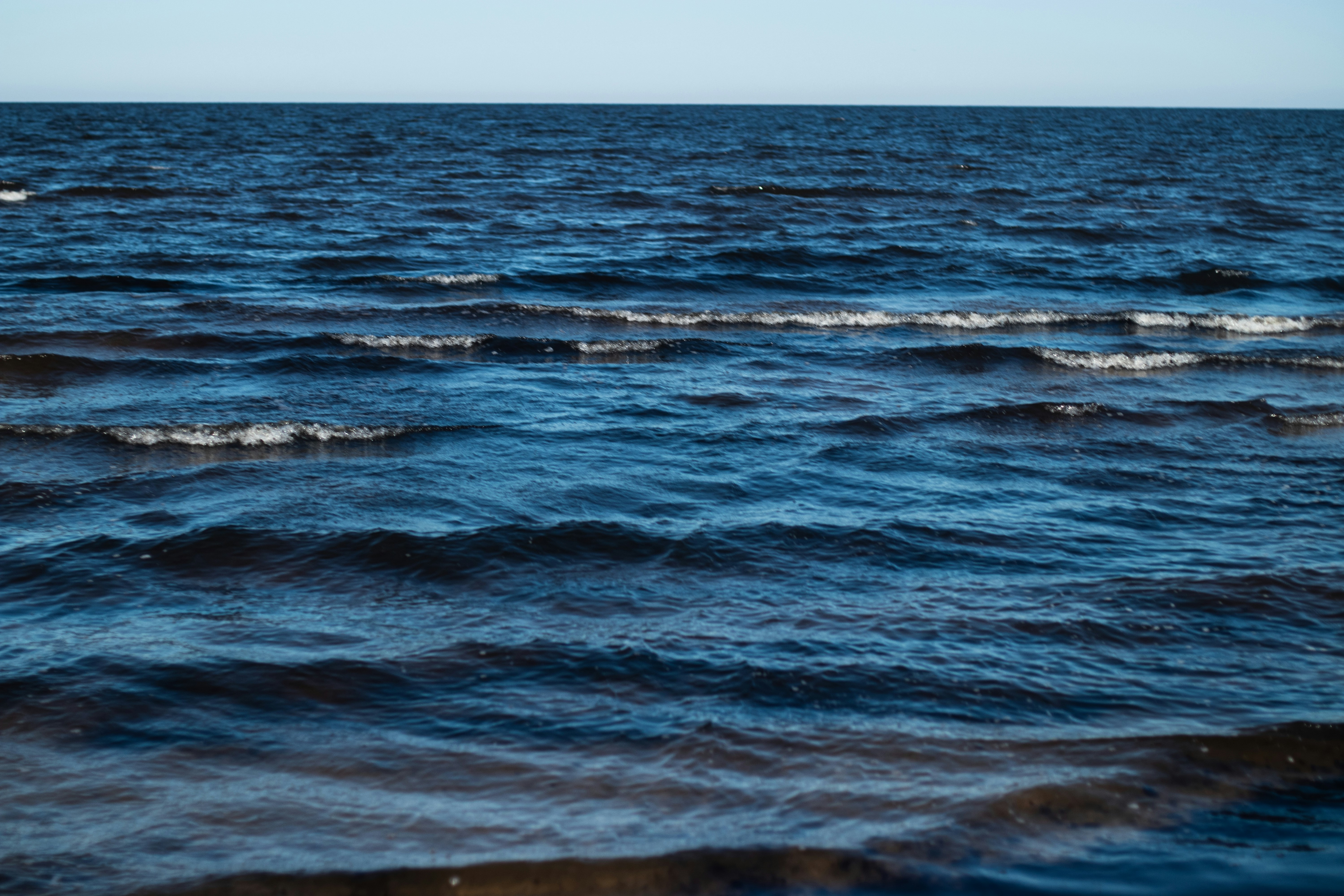 Blue Crestlines: The Quiet Rhythm of Sea Layers