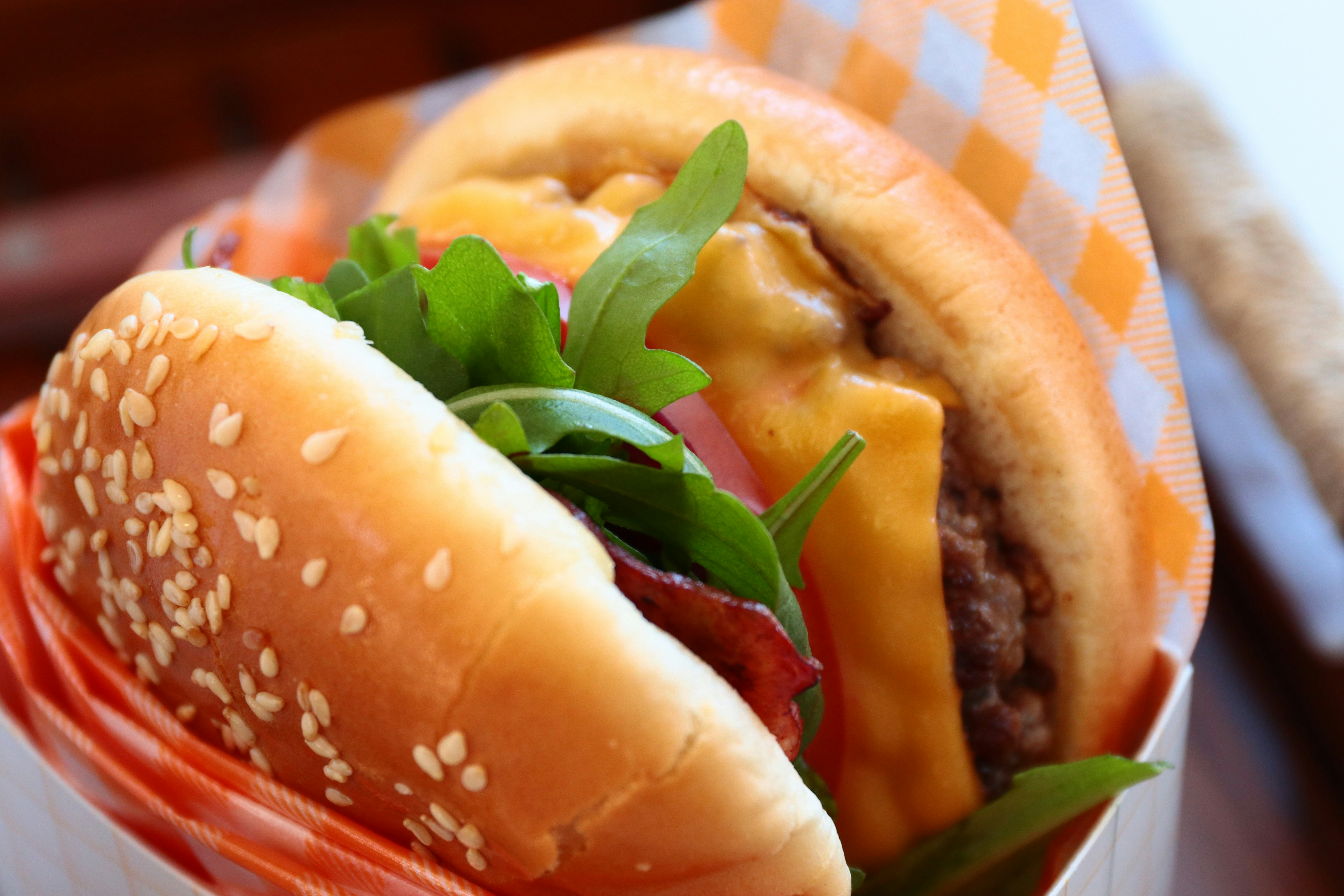Savory Stack: A Cheesy Hamburger Framed by Crisp Sesame Bun