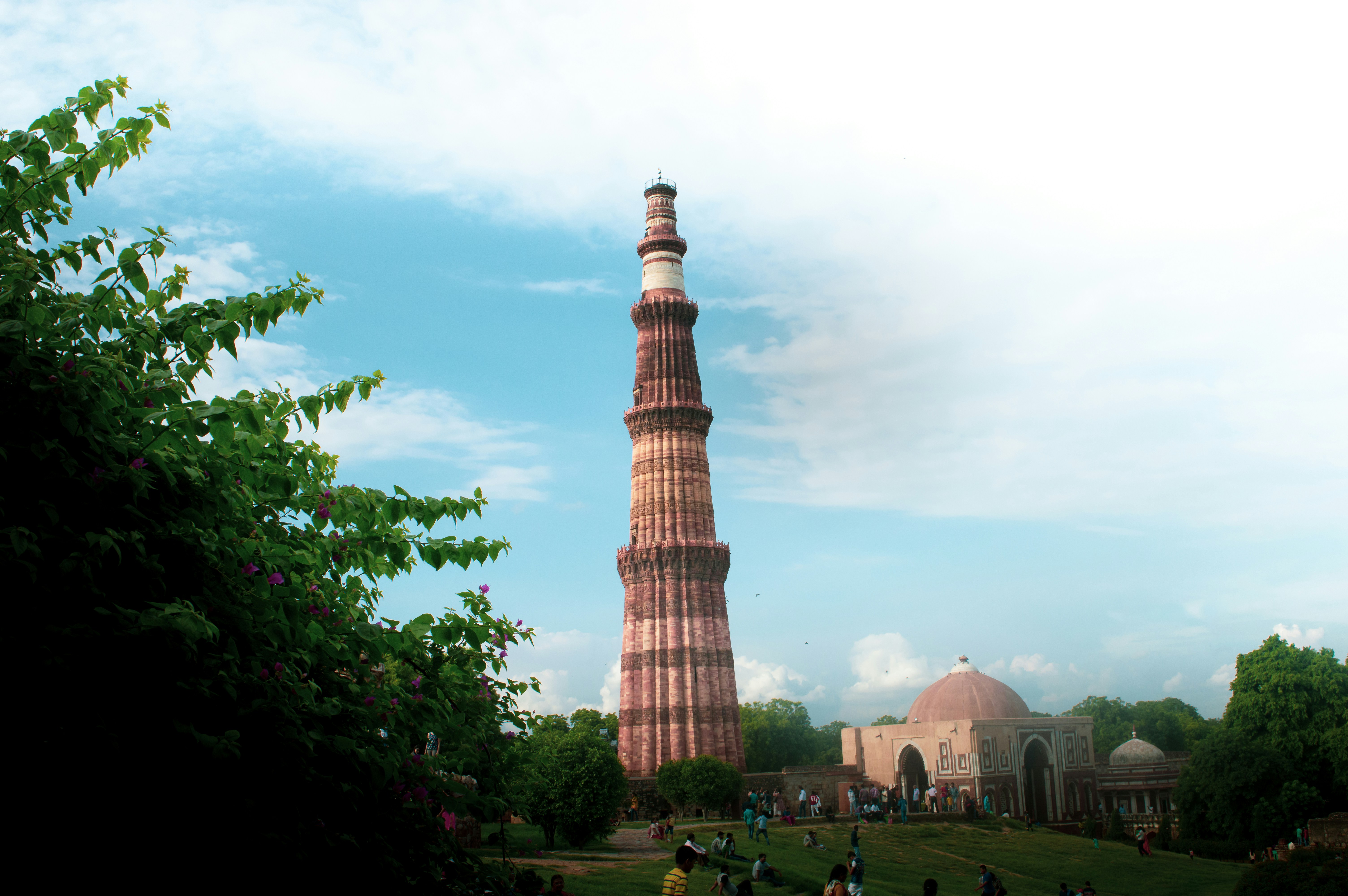 Clockwise Silence: The Qutub Minar Stands Against a Quiet Park