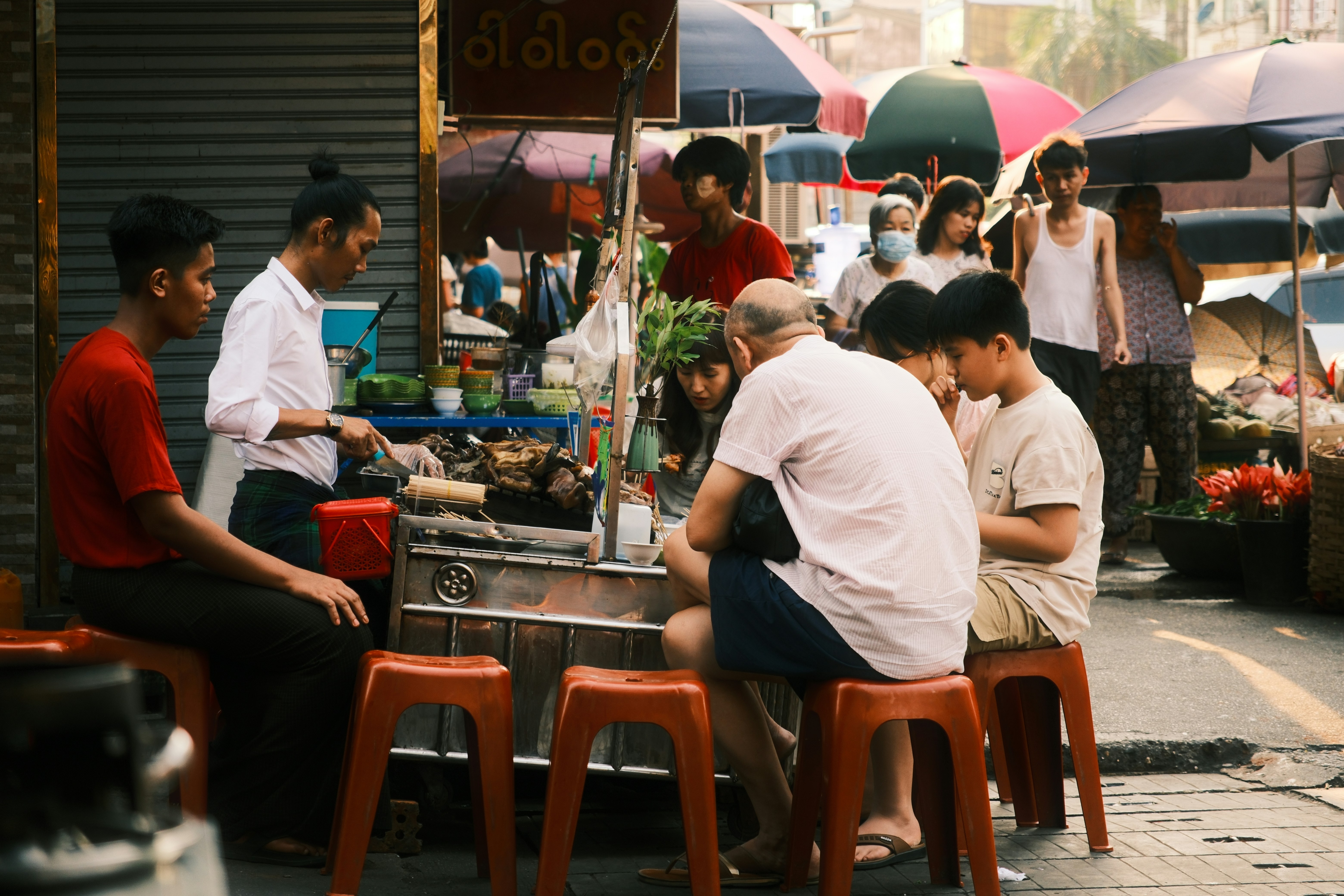 Street Market Pause: A Casual Dawn of Conversation and Food