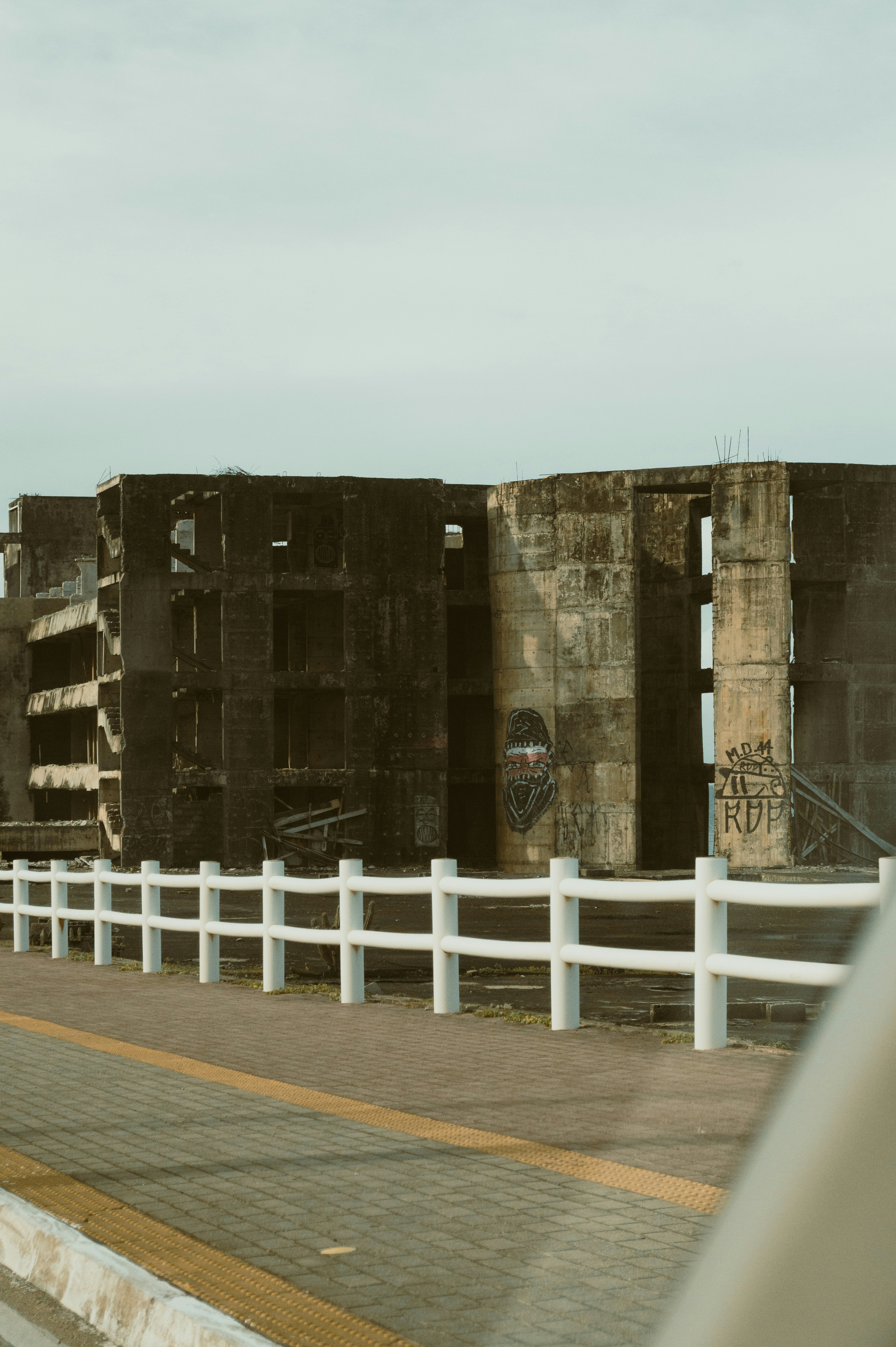 Ruins by the Road: A Quiet Gaze Toward the Concrete Echo
