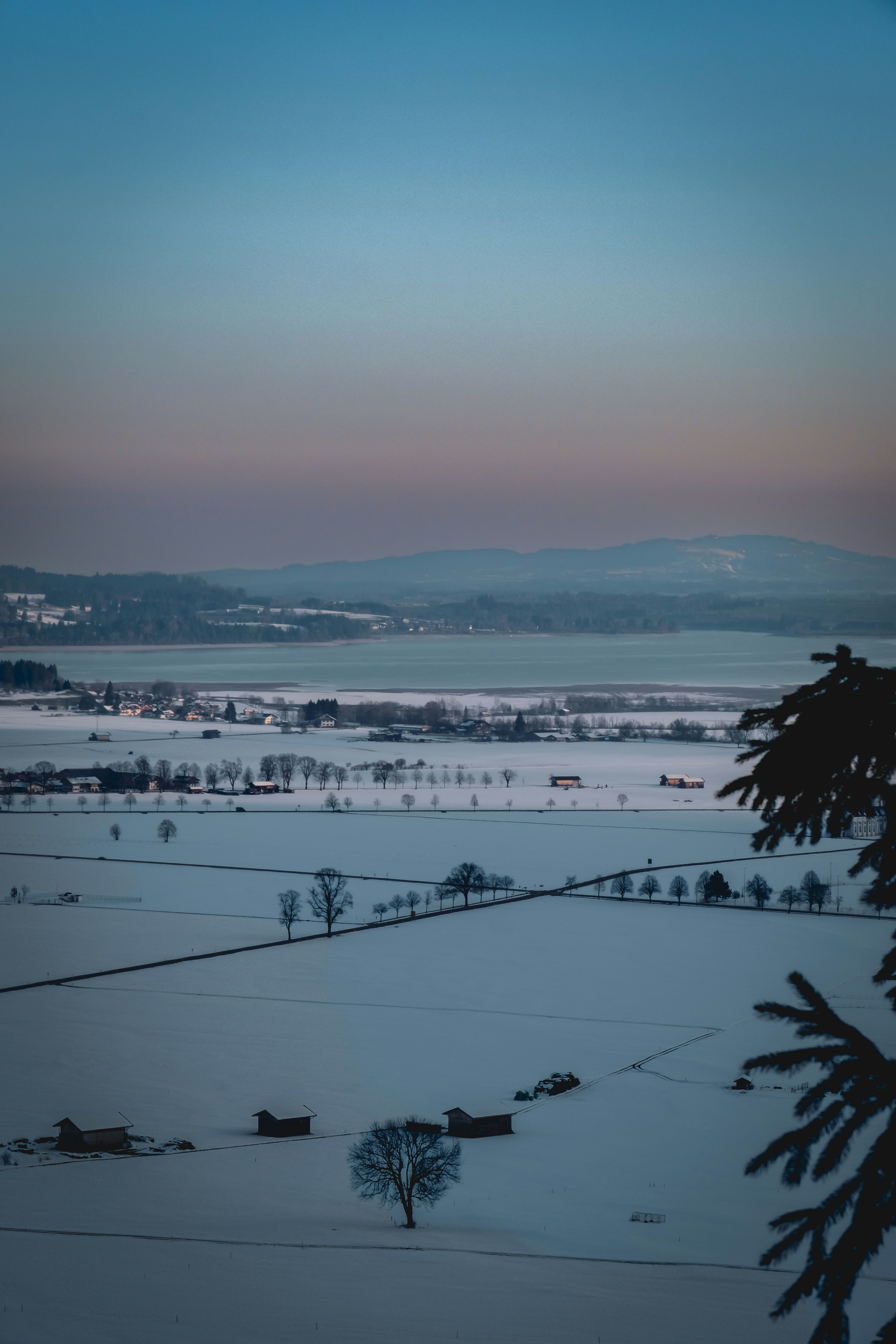 Winter Horizon: Snow-Covered Fields Beneath a Quiet Sky