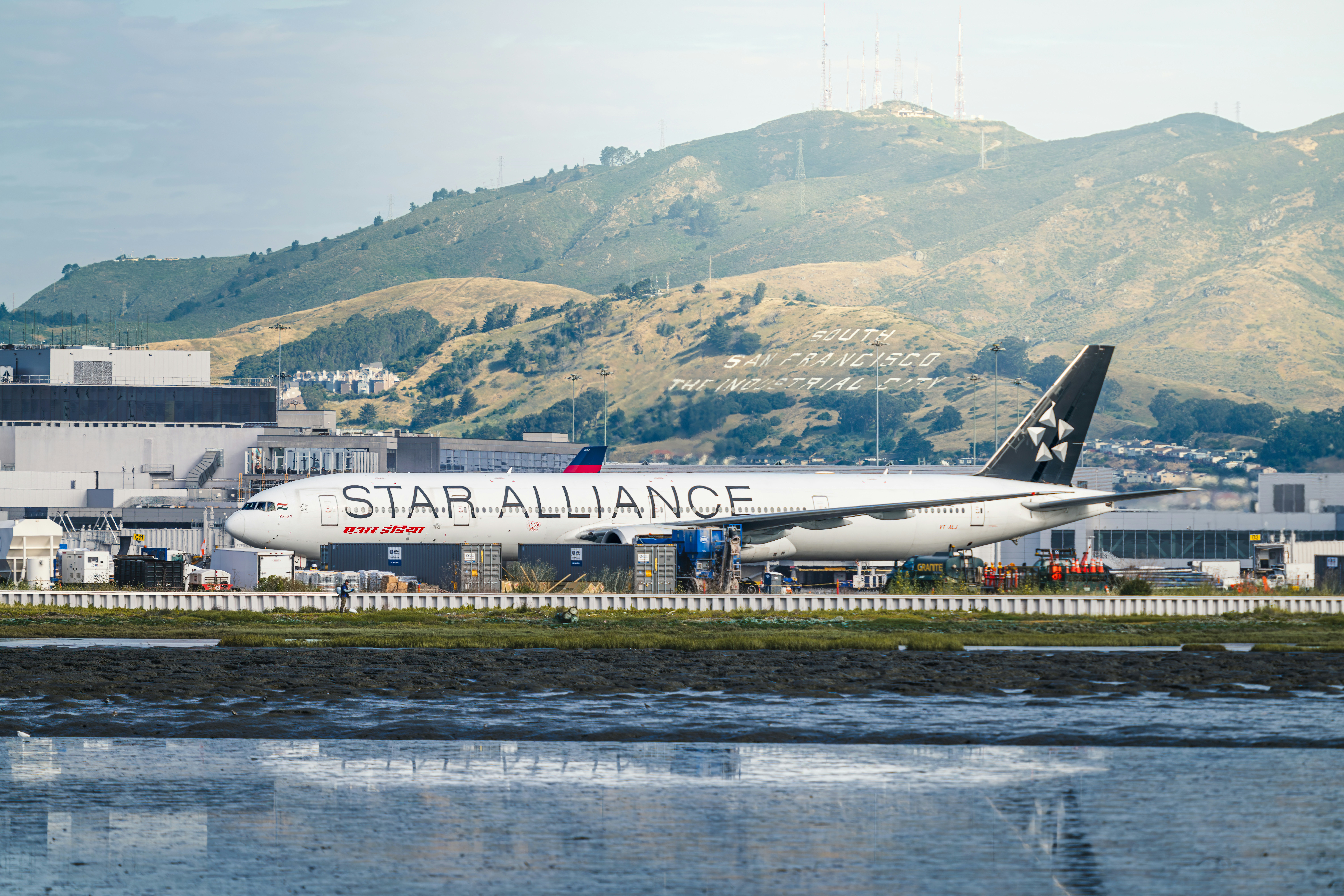 Star Alliance A321 on the Tarmac: Calm at the Waterfront