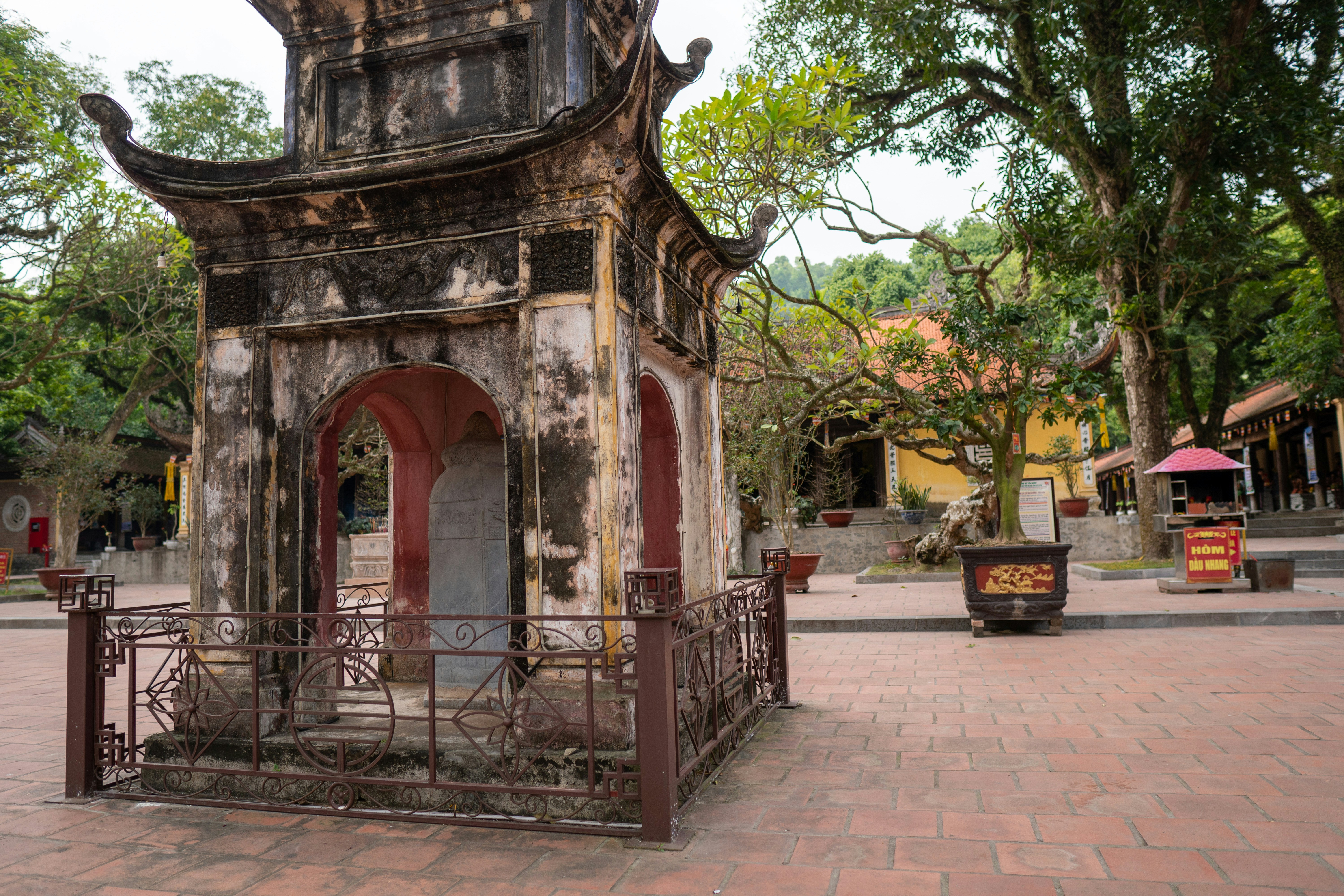 A Quiet Shrine Courtyard Framed by Time-worn Architecture