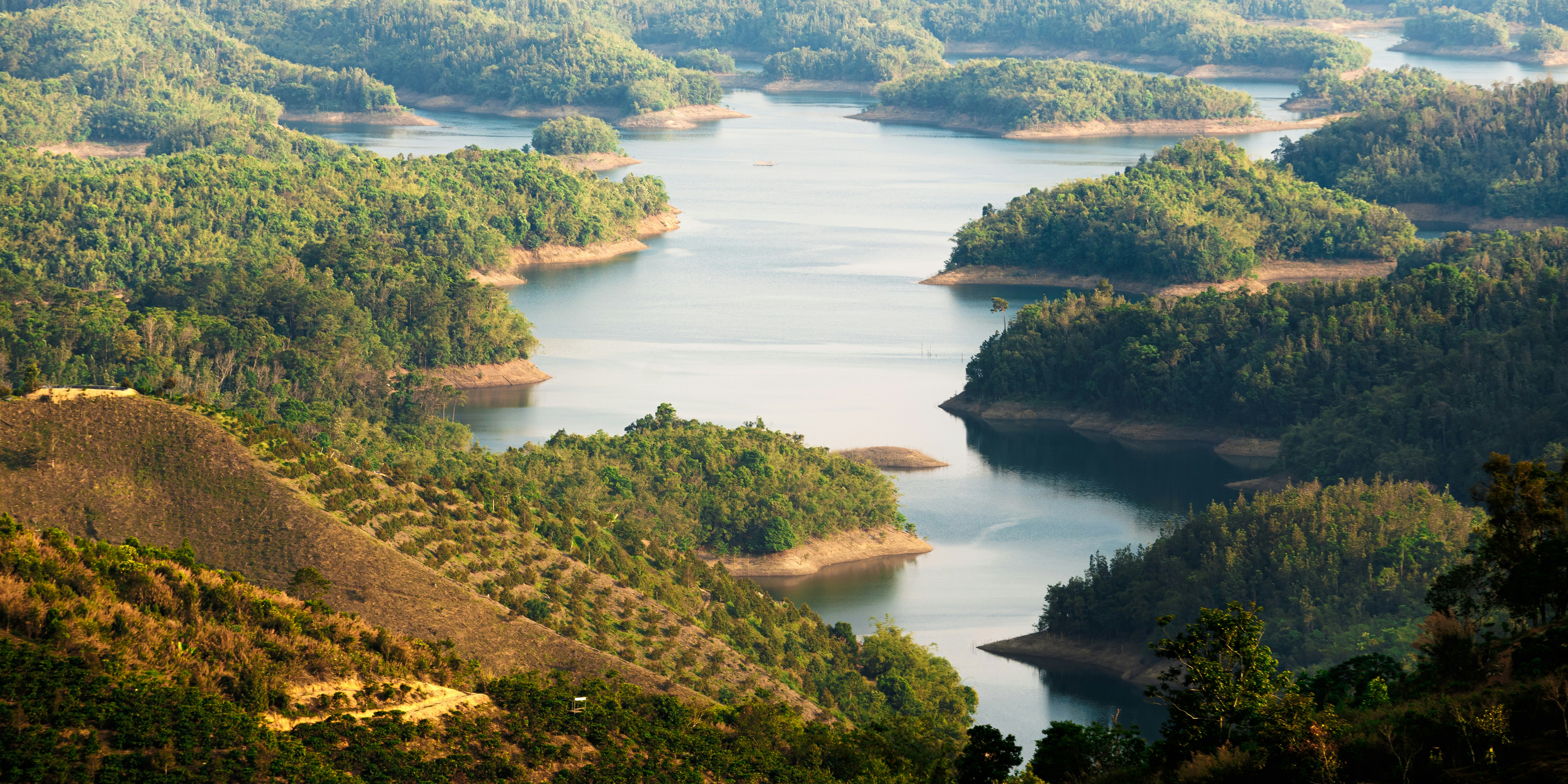Serpentine Reservoir: A Quiet Landscape Woven by Water and Hills