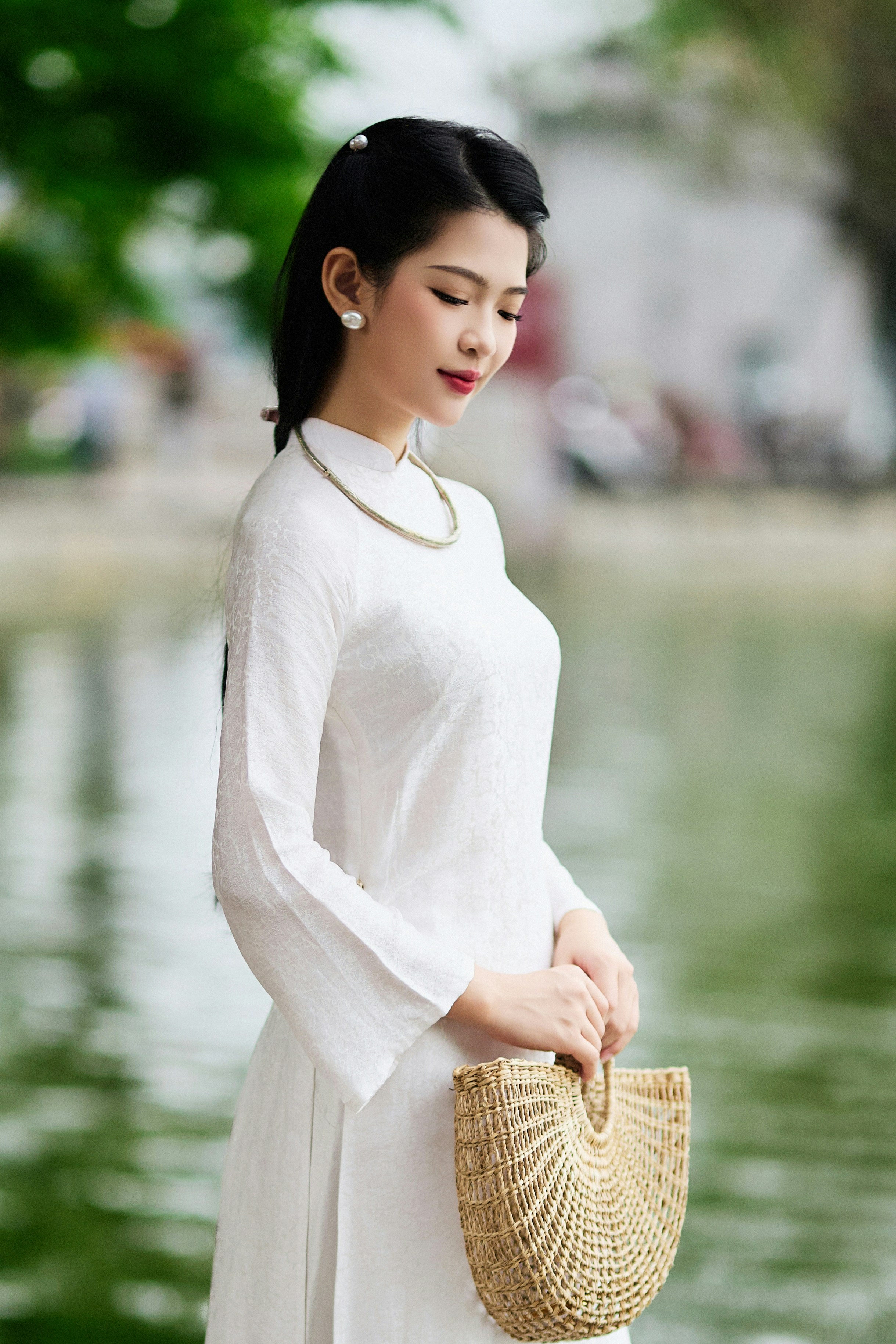 Elegance by the Water: Quiet Grace in White