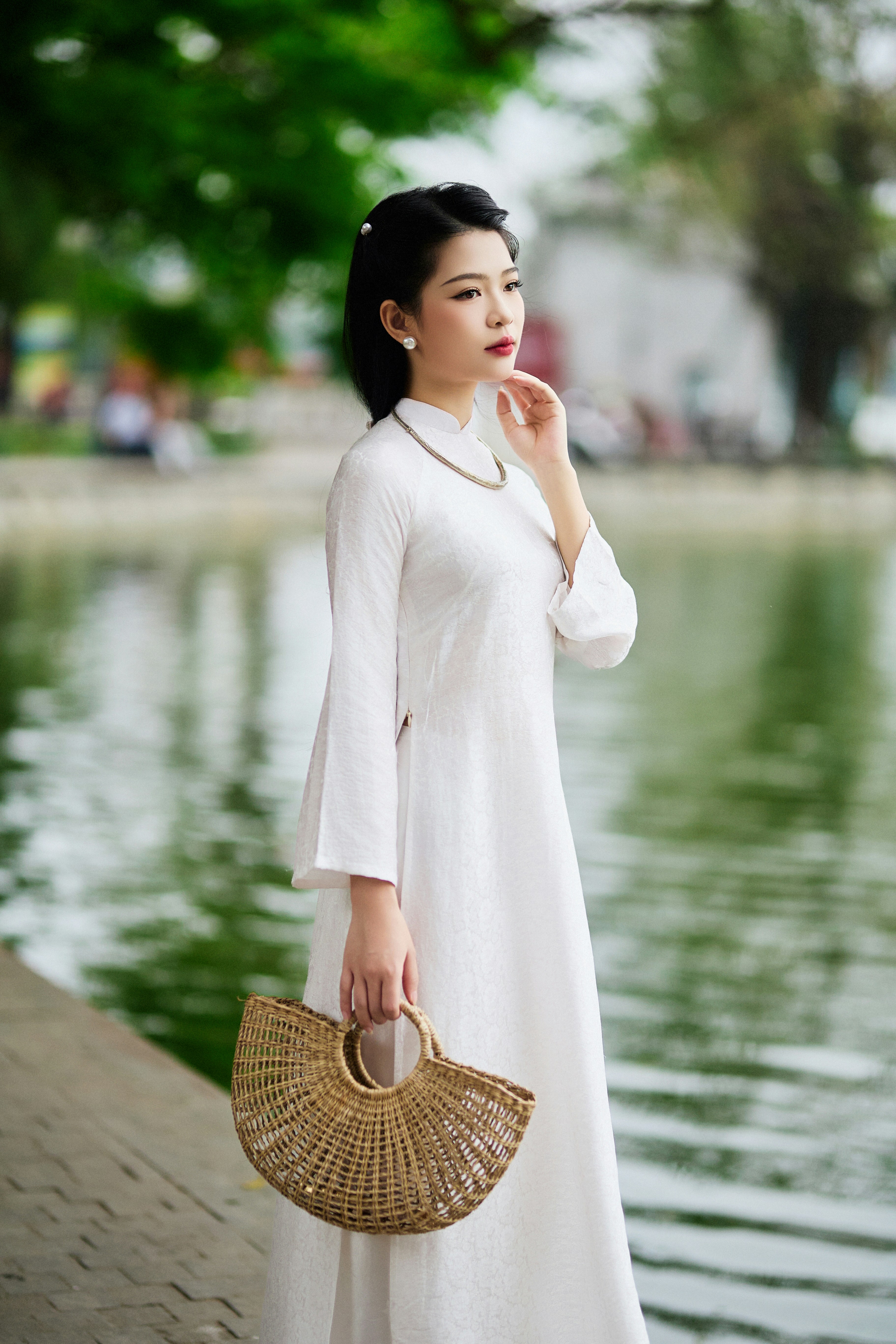 Elegance by the Water: The White Ao Dai and a Woven Moment