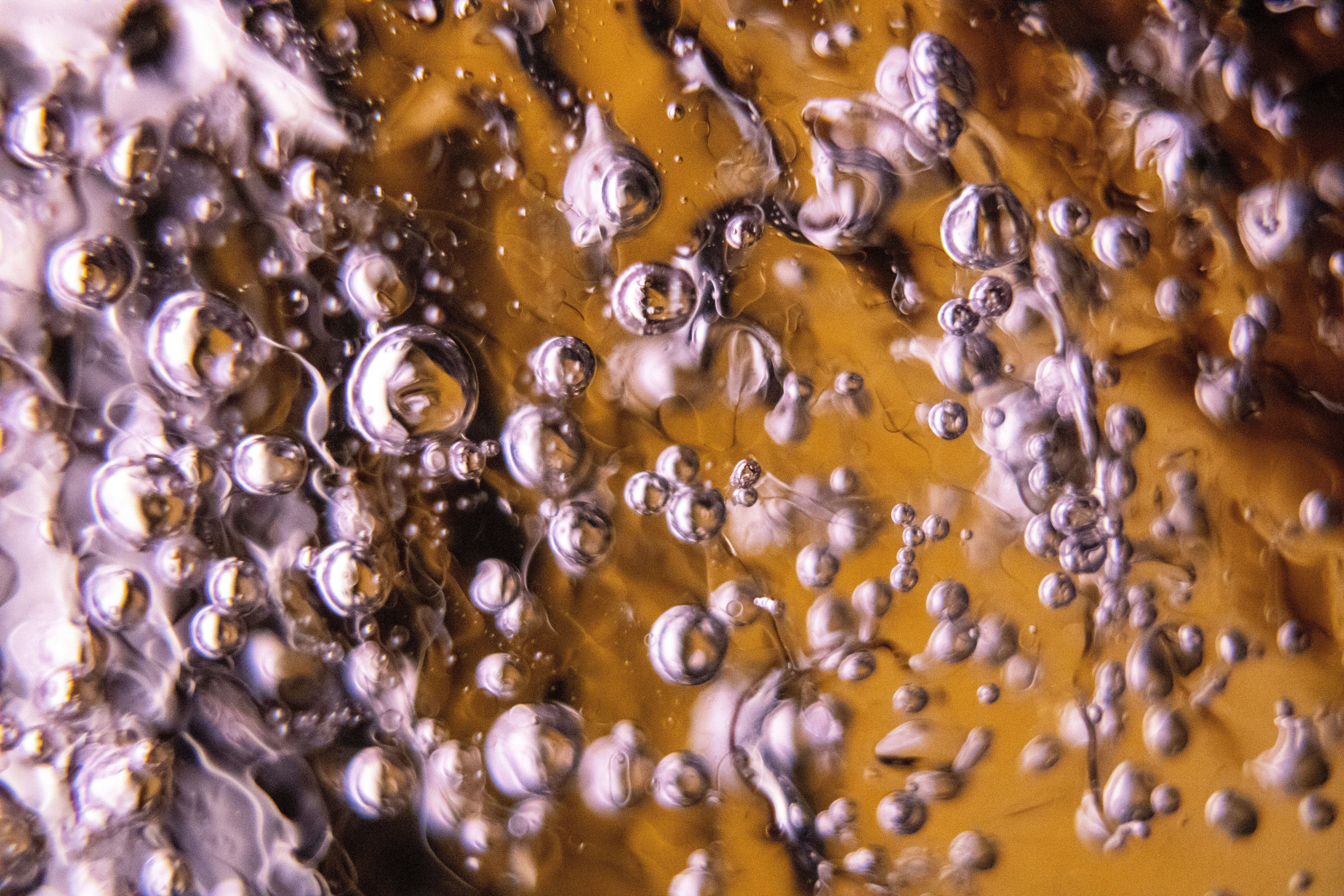Bubbly Currents: A Macro Dance of Colorful Oil and Air