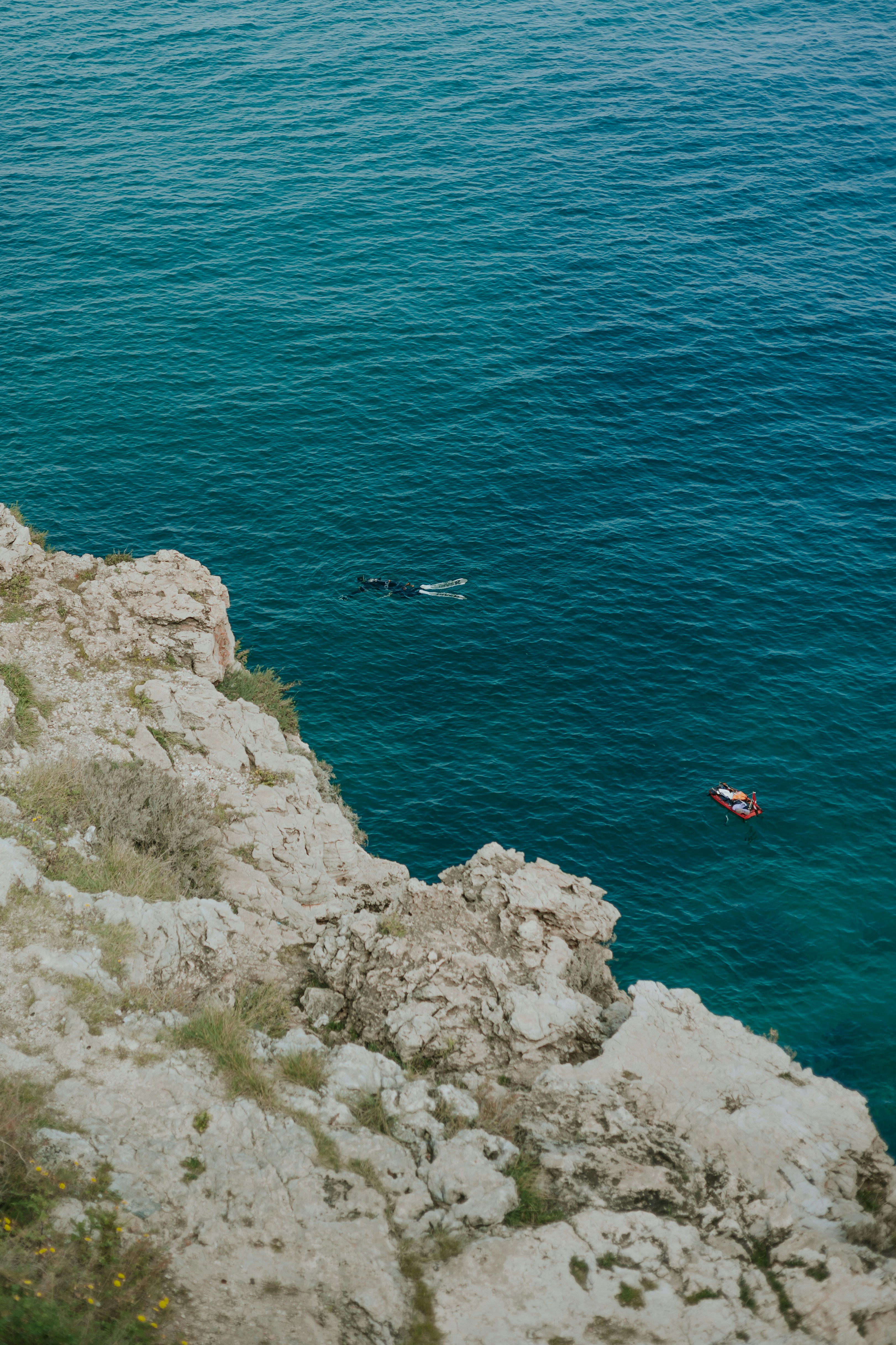 Cliffside Overlook: Ocean Blues and Small Mariners