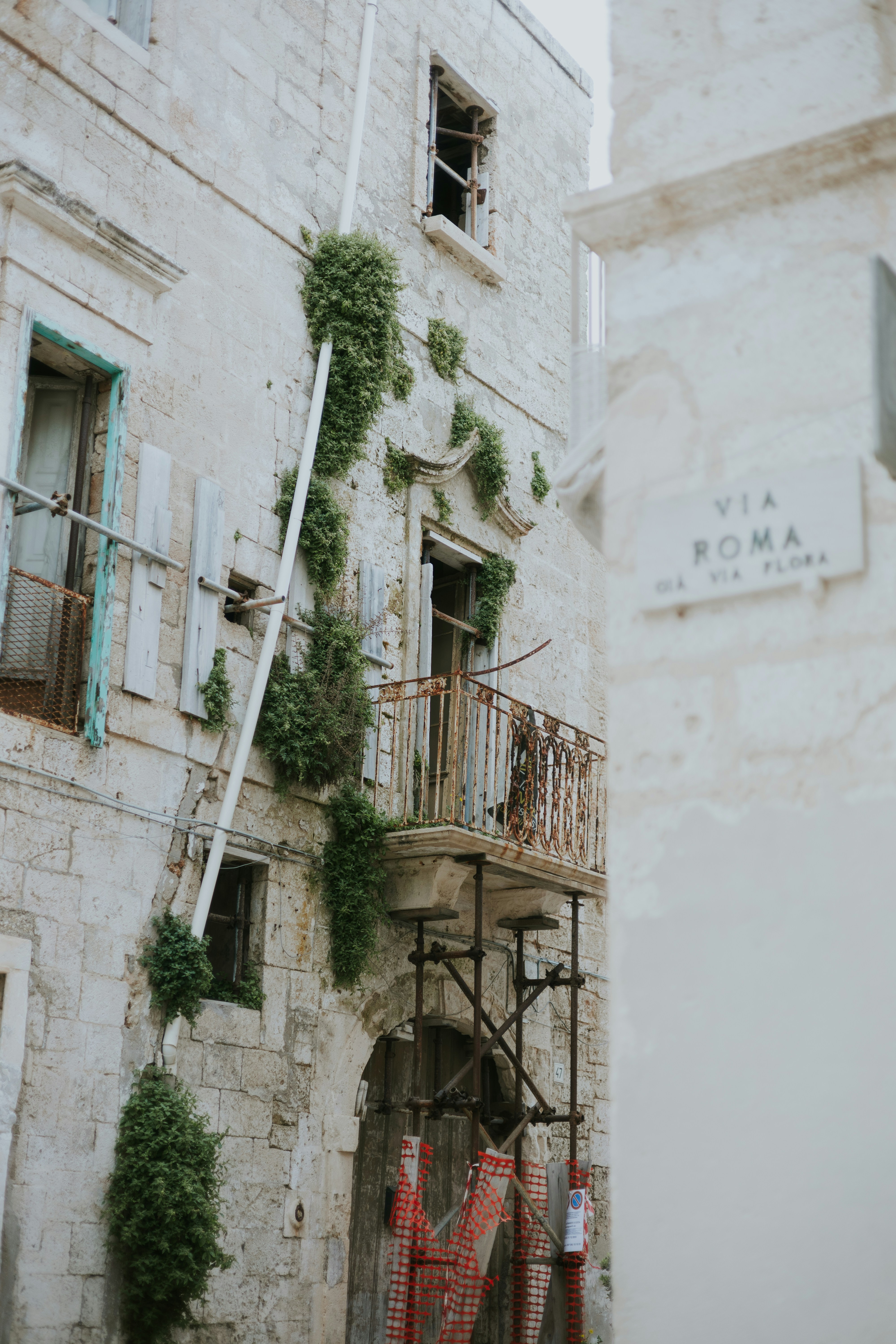 Overgrown Facade on Via Roma: A Quiet Siesta of Stone and Ivy