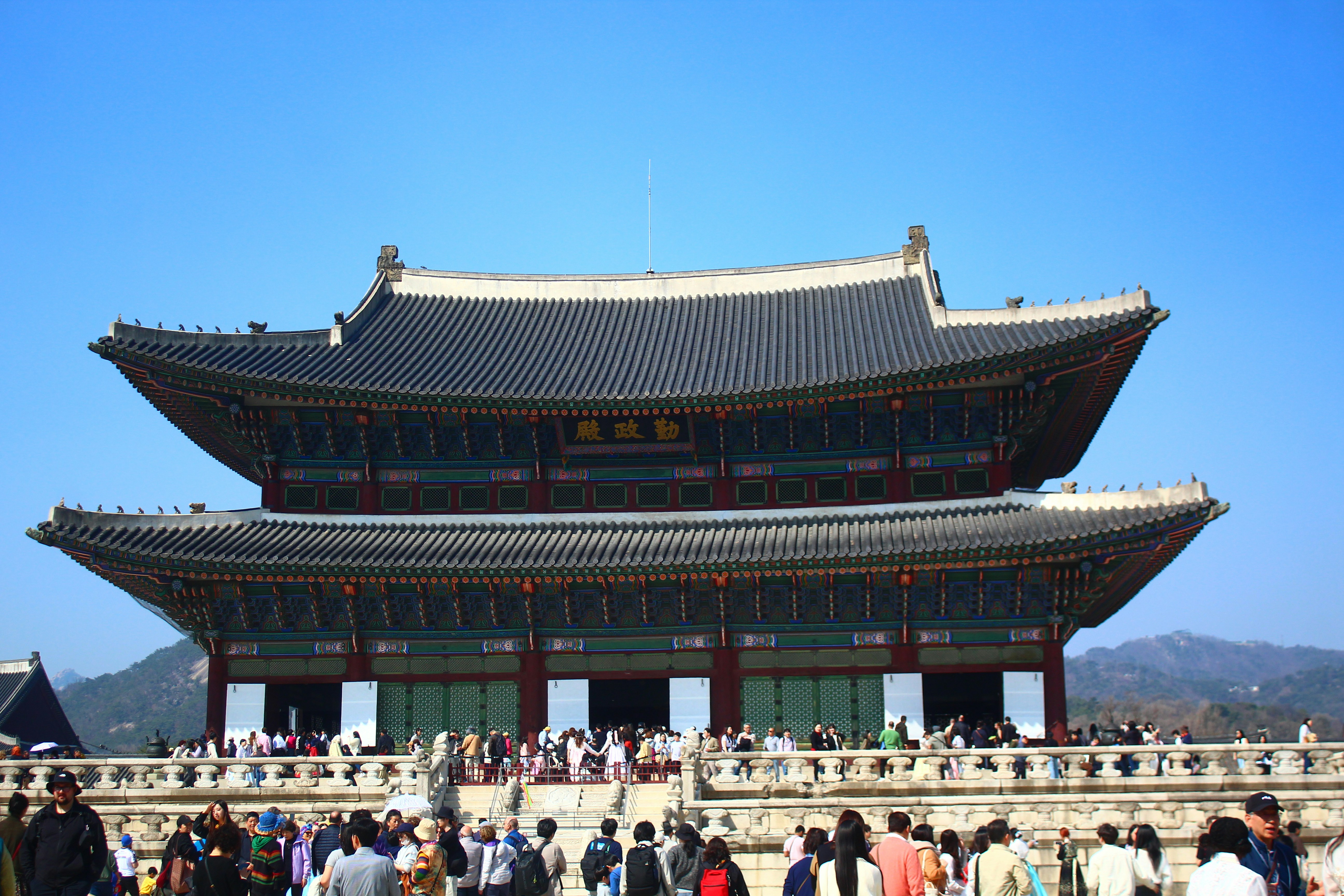 Gyeongbokgung Gatehouse: Crowds at the Palace Steps