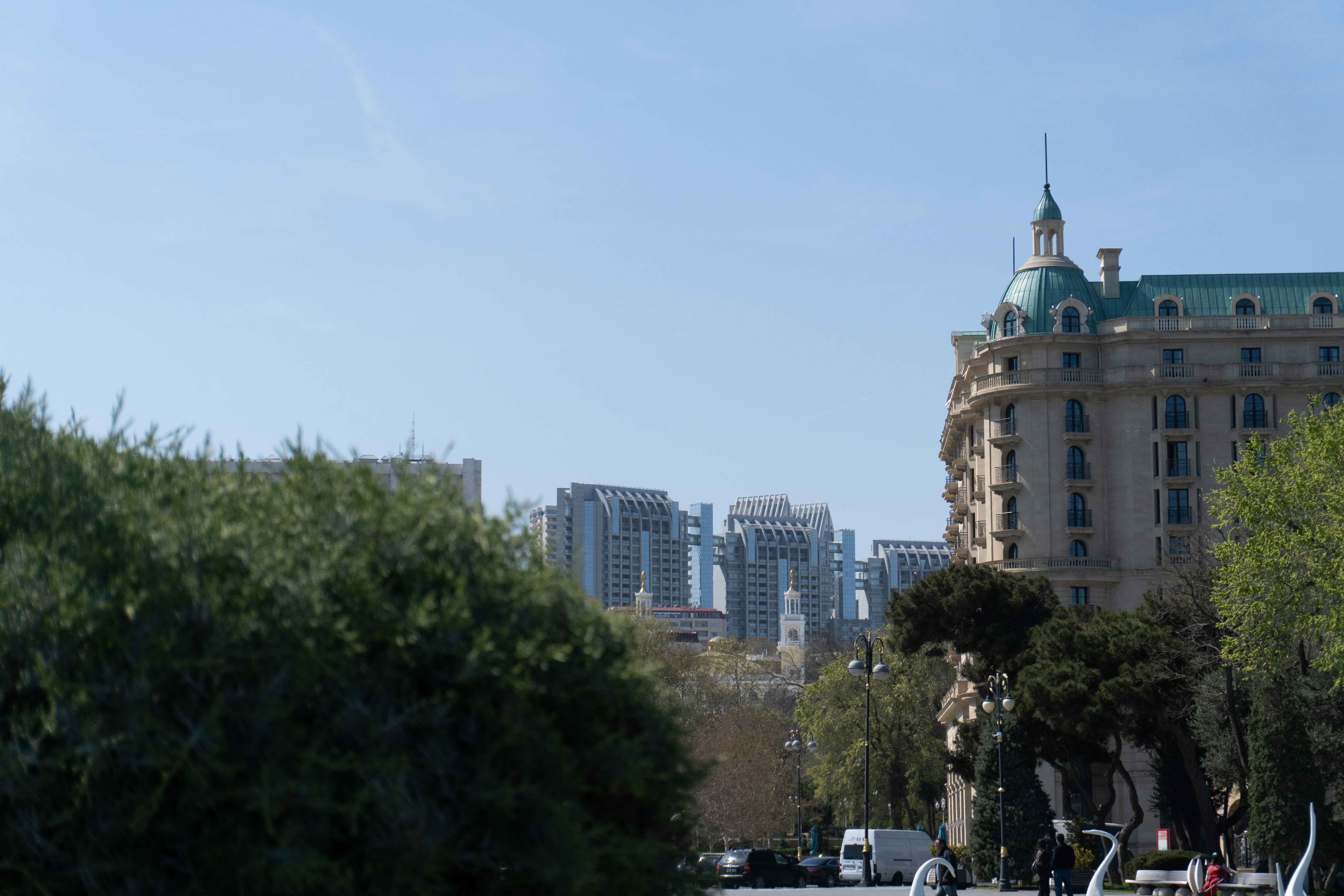 Cityscape Grand: A Historic Corner Surrounded by Modern Glass