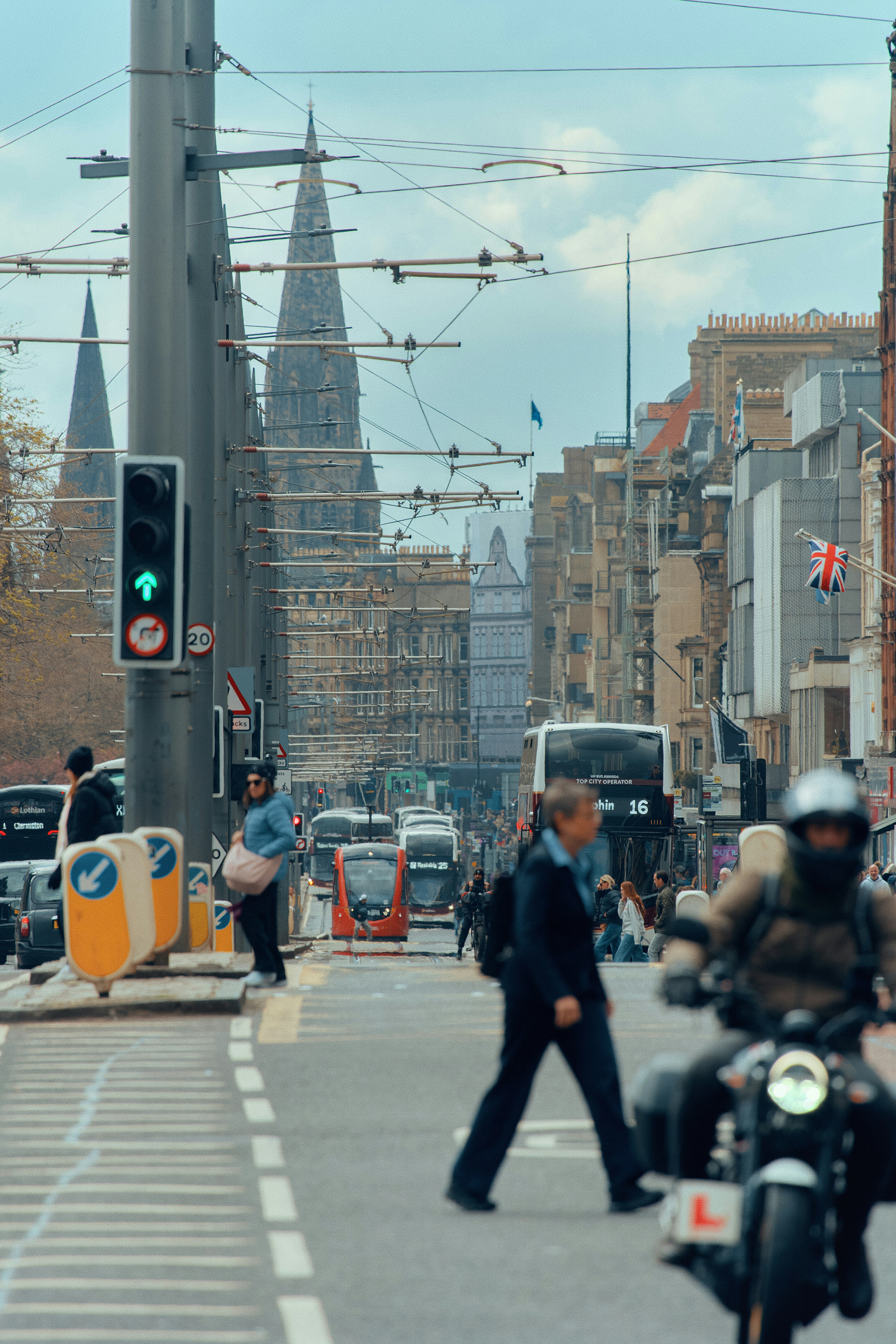 City Pulse: Street Scene Framing a London Transit Rhythm