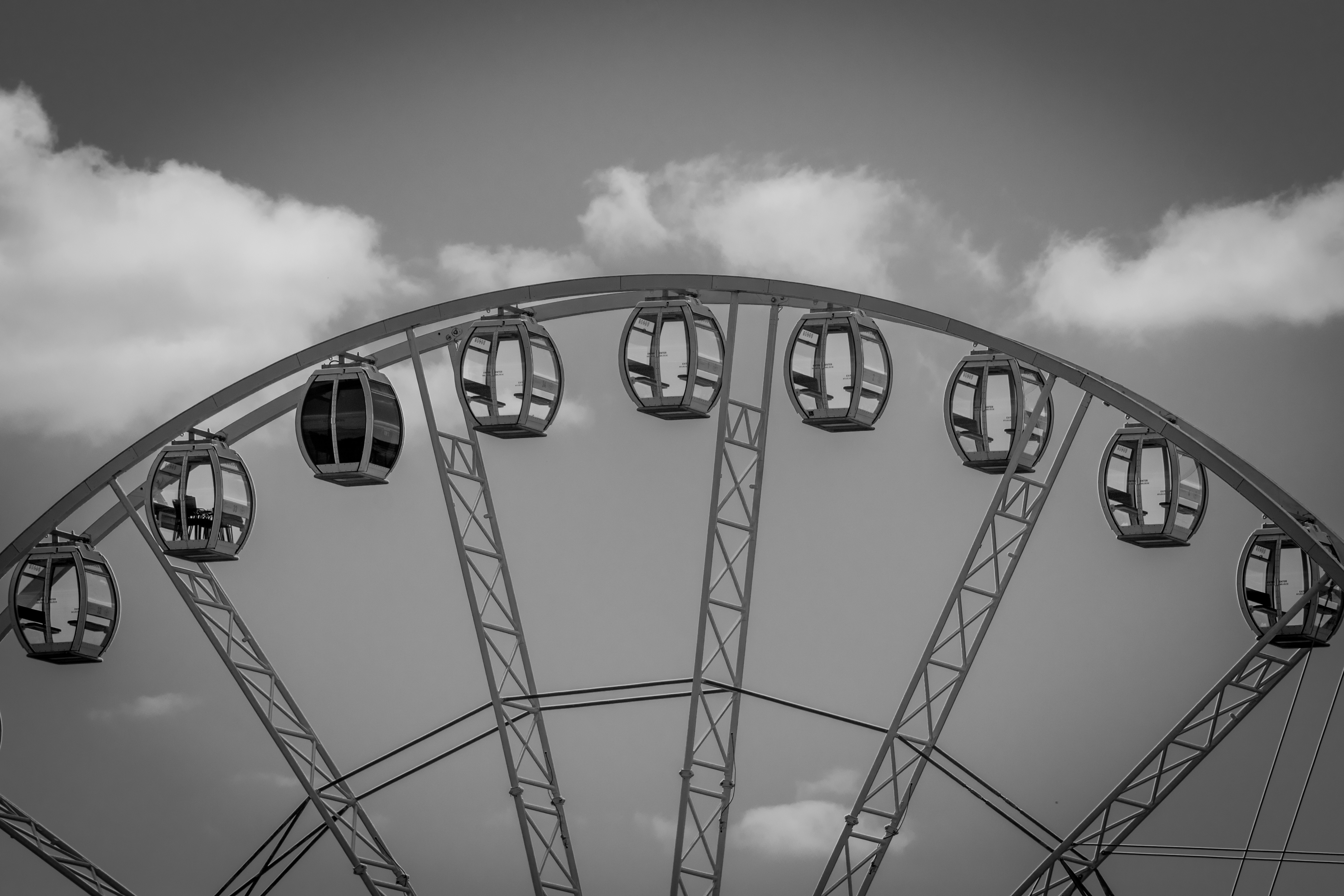 Rising Circles: A Ferris Arc in Monochrome