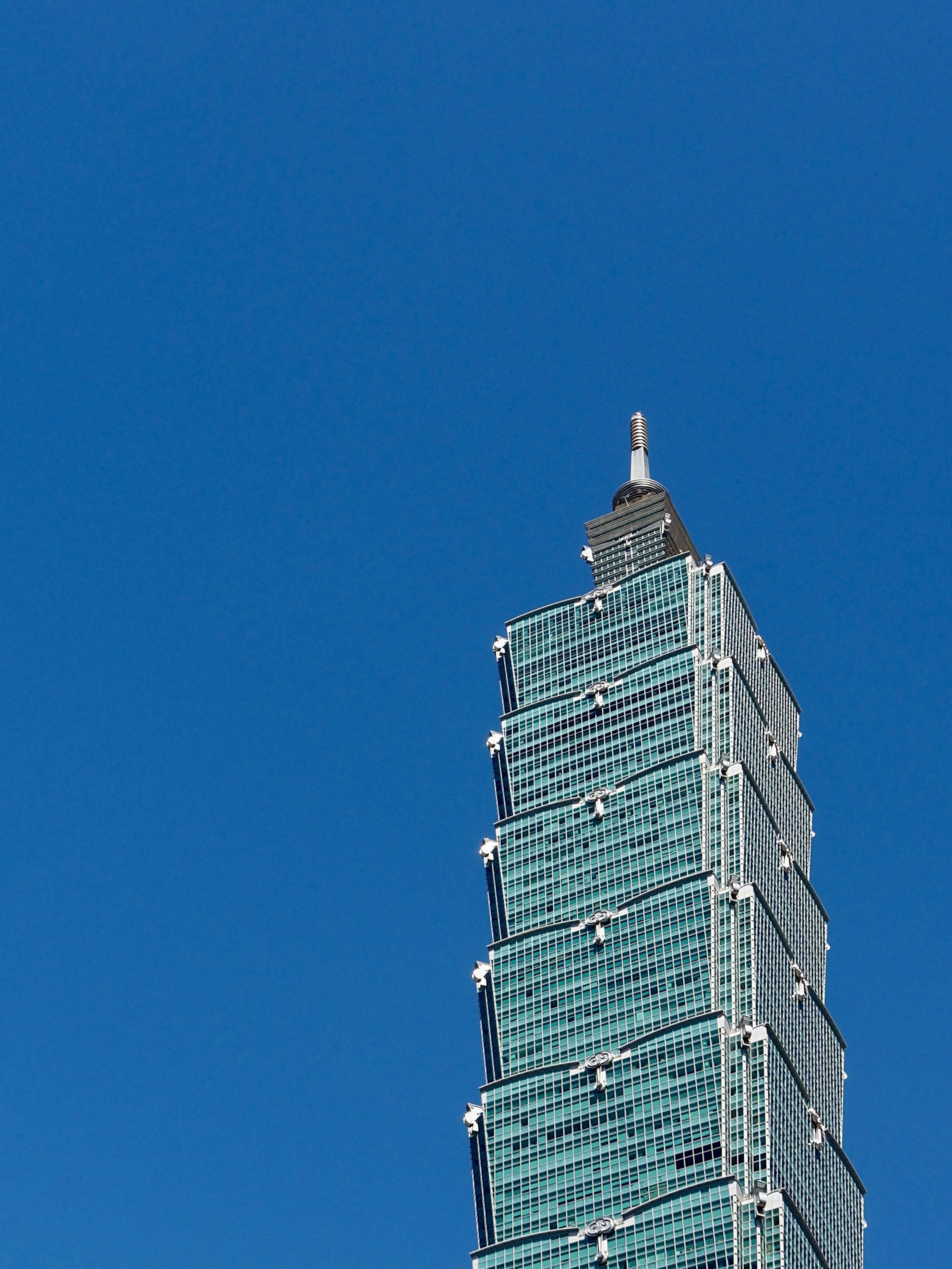 Skyward Facade: A Towering Glass Spine Reaches the Clear Blue
