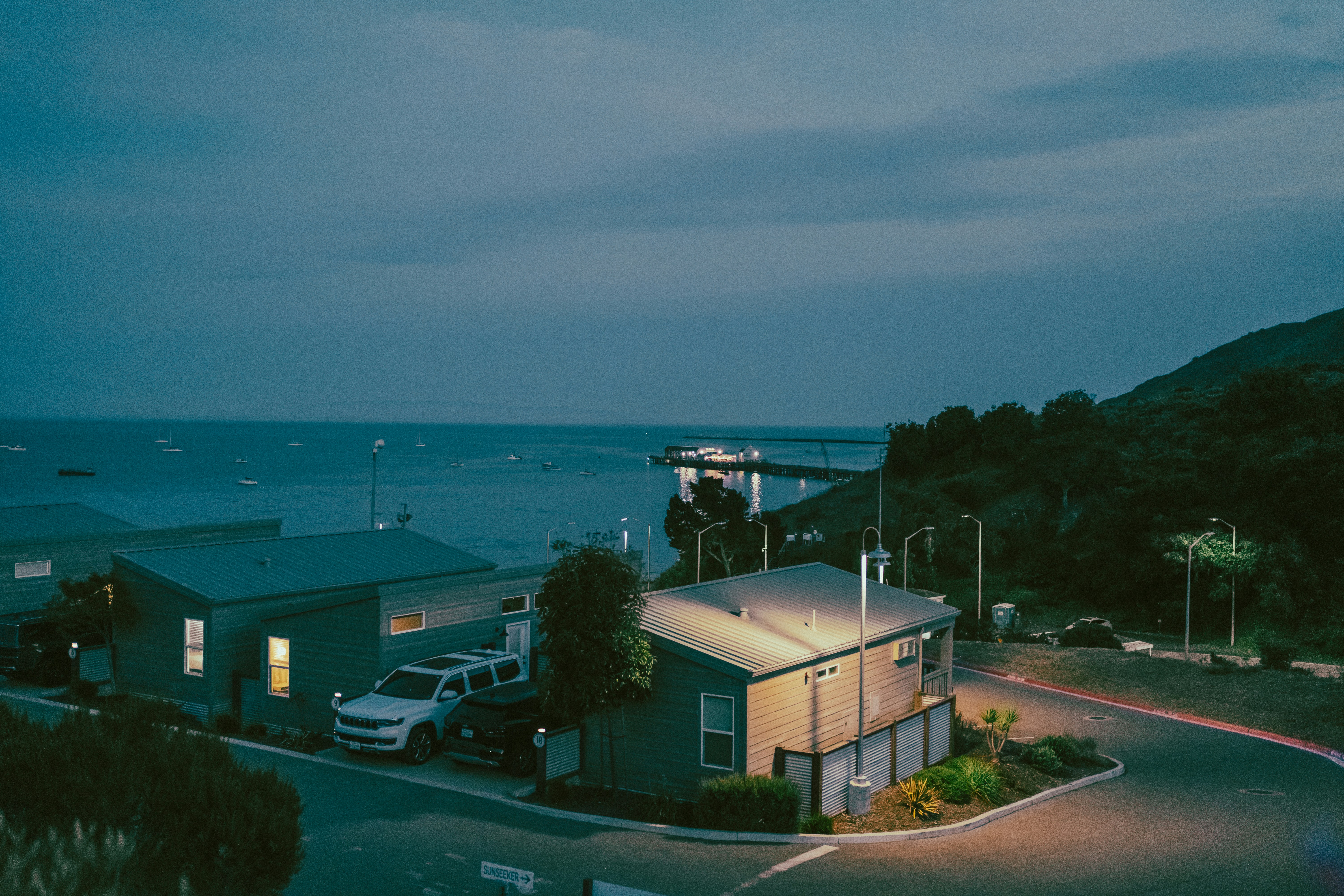 Coastal Complex: Small Houses Guiding the Quiet Dusk