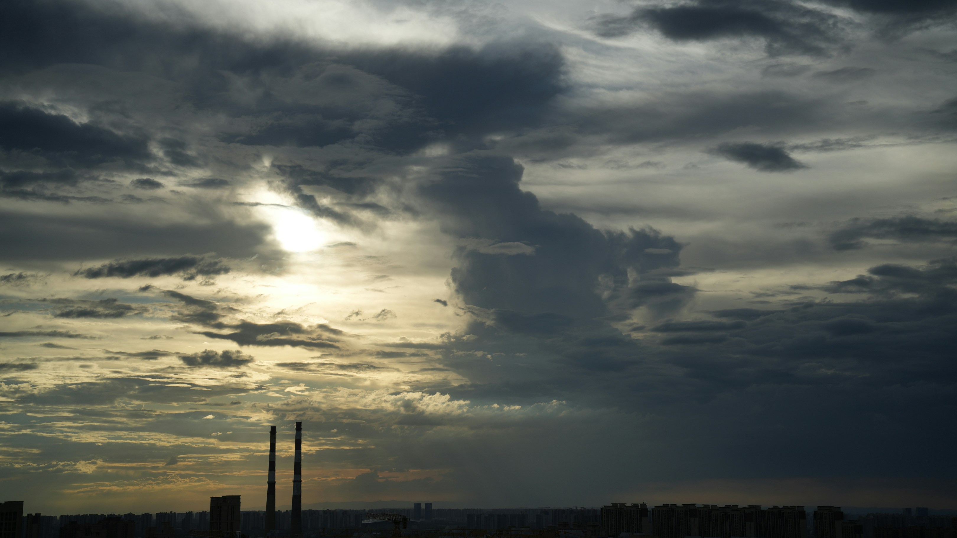 Horizon at Dusk: Cleaved by Cloudscapes