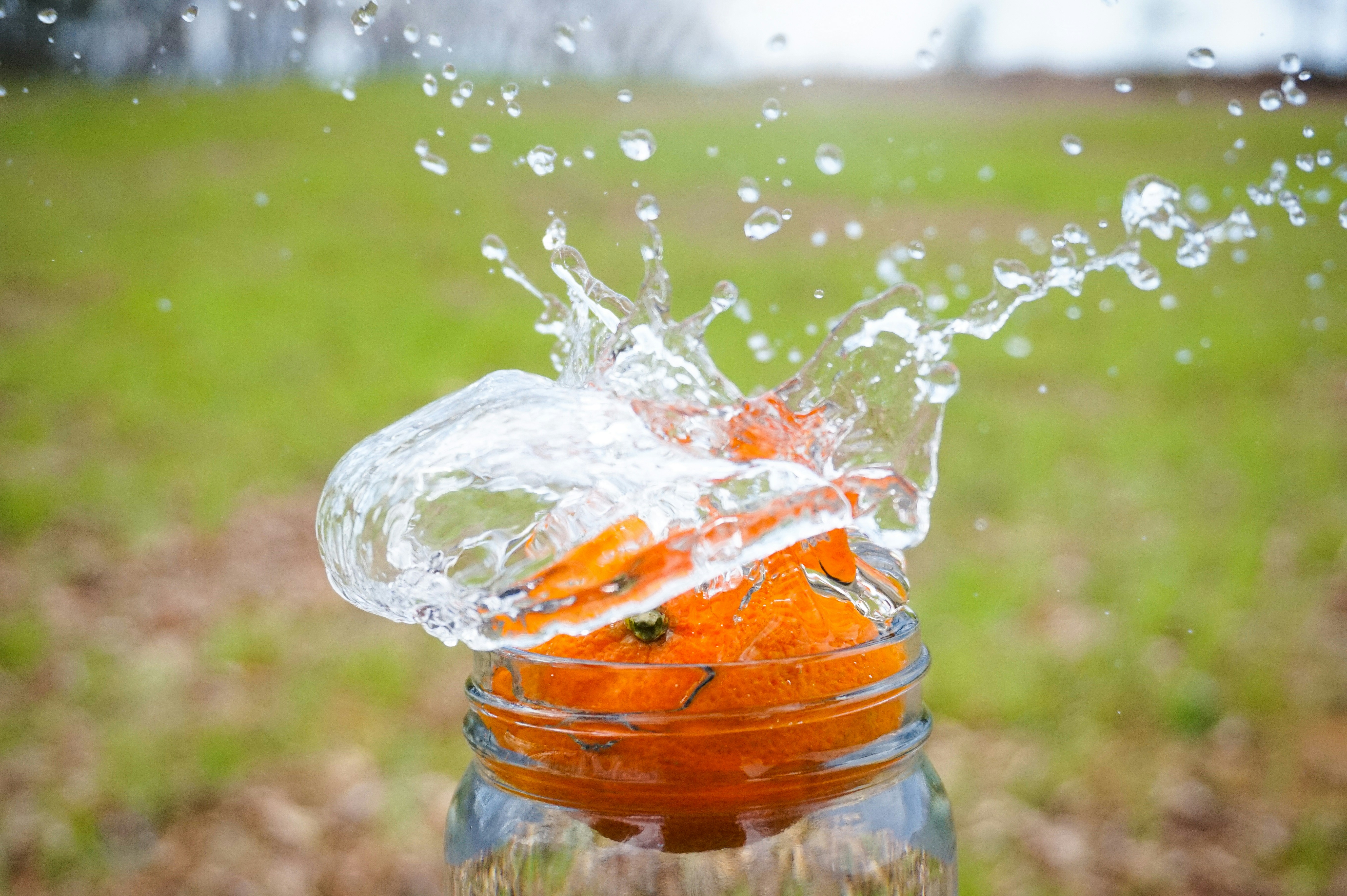 Splashing Carrot Jar: Fresh juice in mid-air