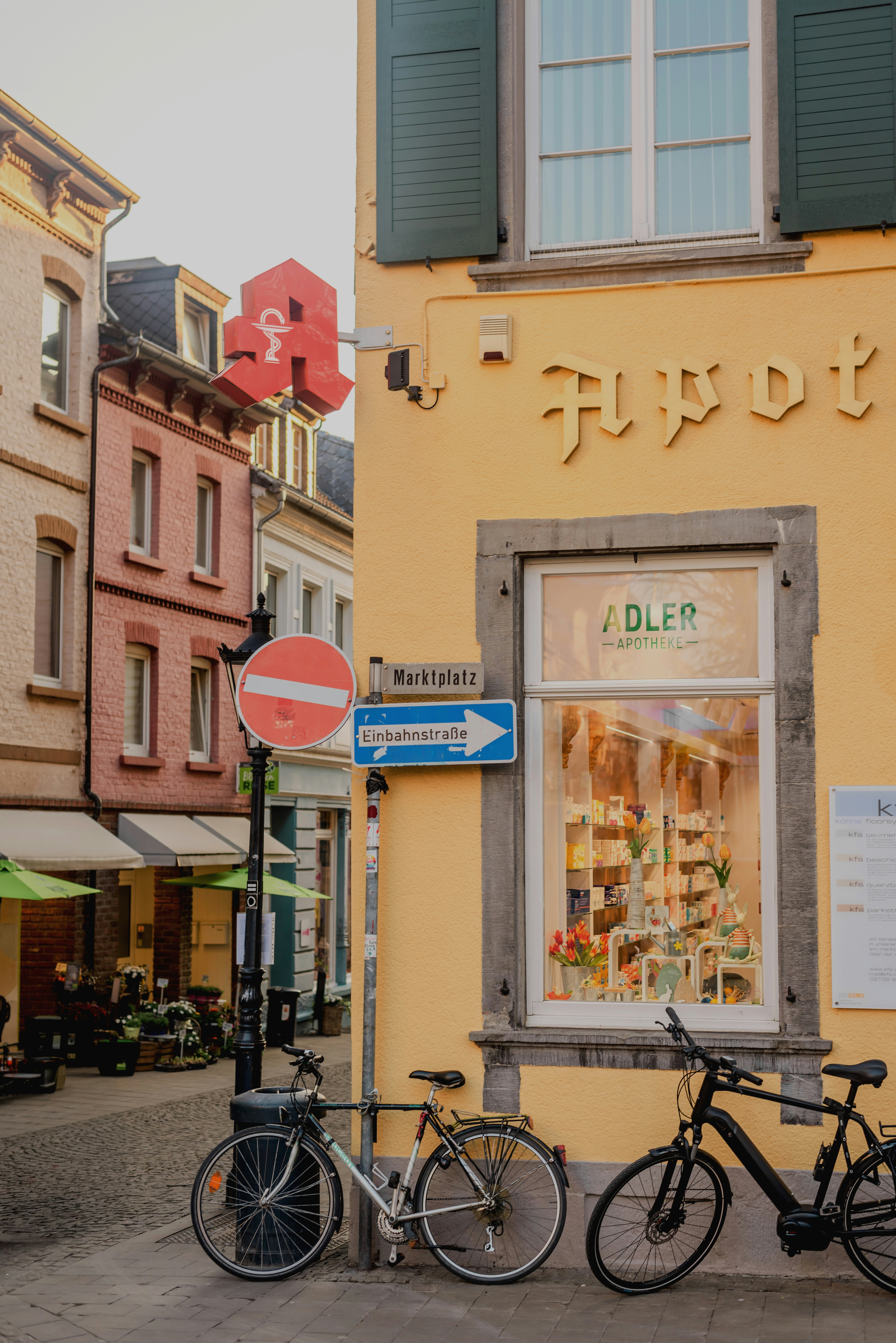 Yellow Facade, Quiet Street: A Corner of Colorful Life