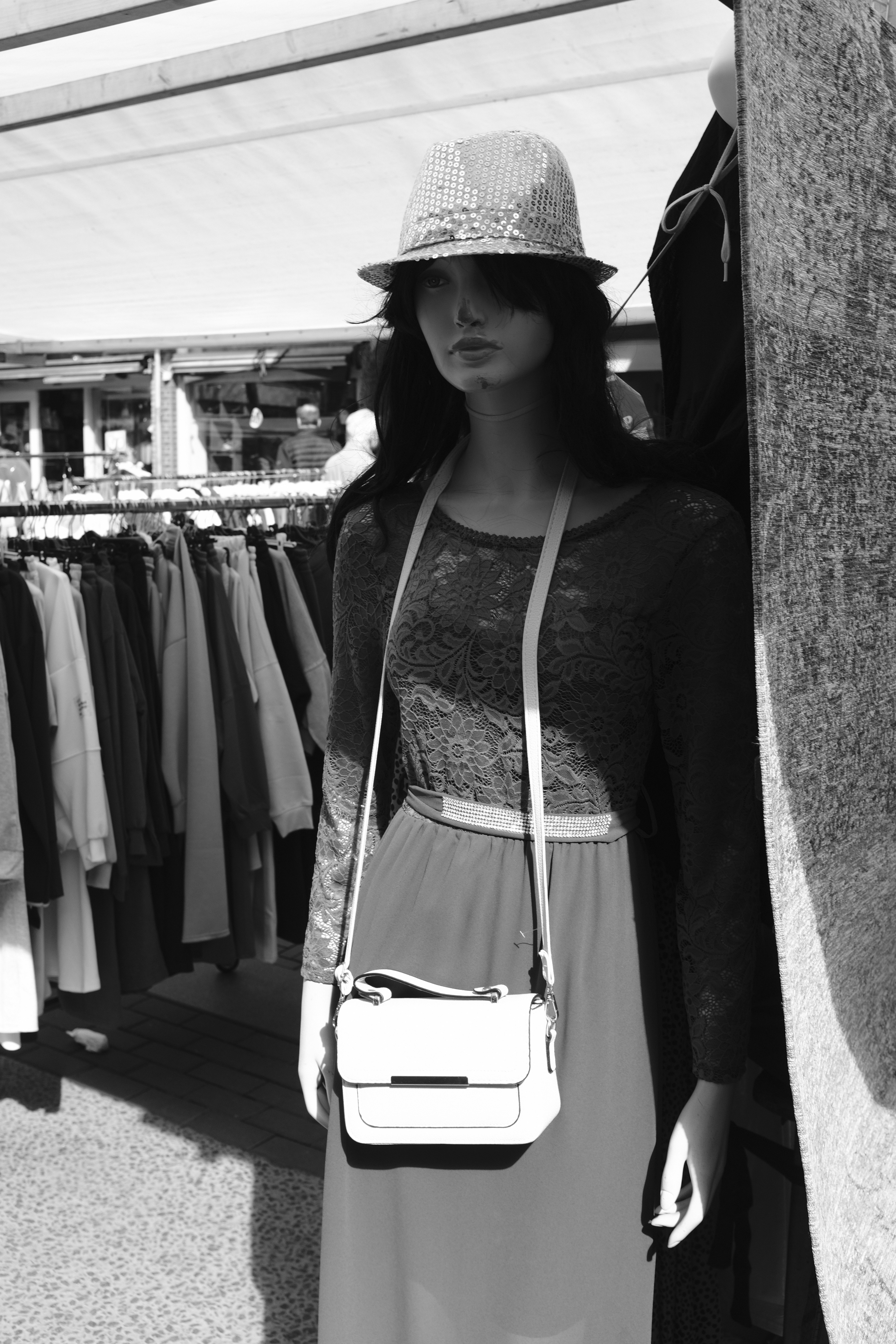 Shadowed Hat, Bright Bag: A Street-Style Moment