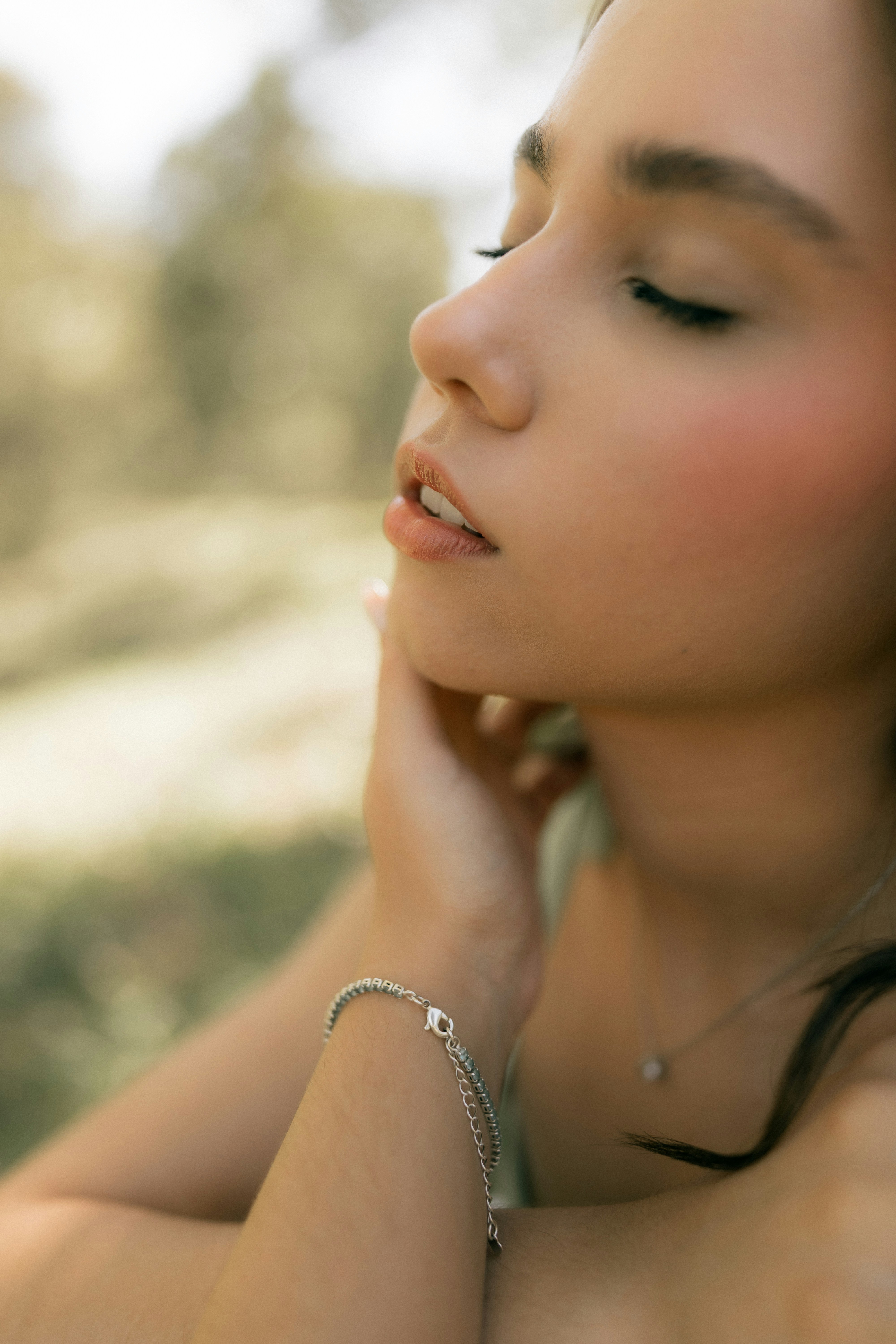 Soft Light, Quiet Intimacy: Close-Up of a Dreamy Moment