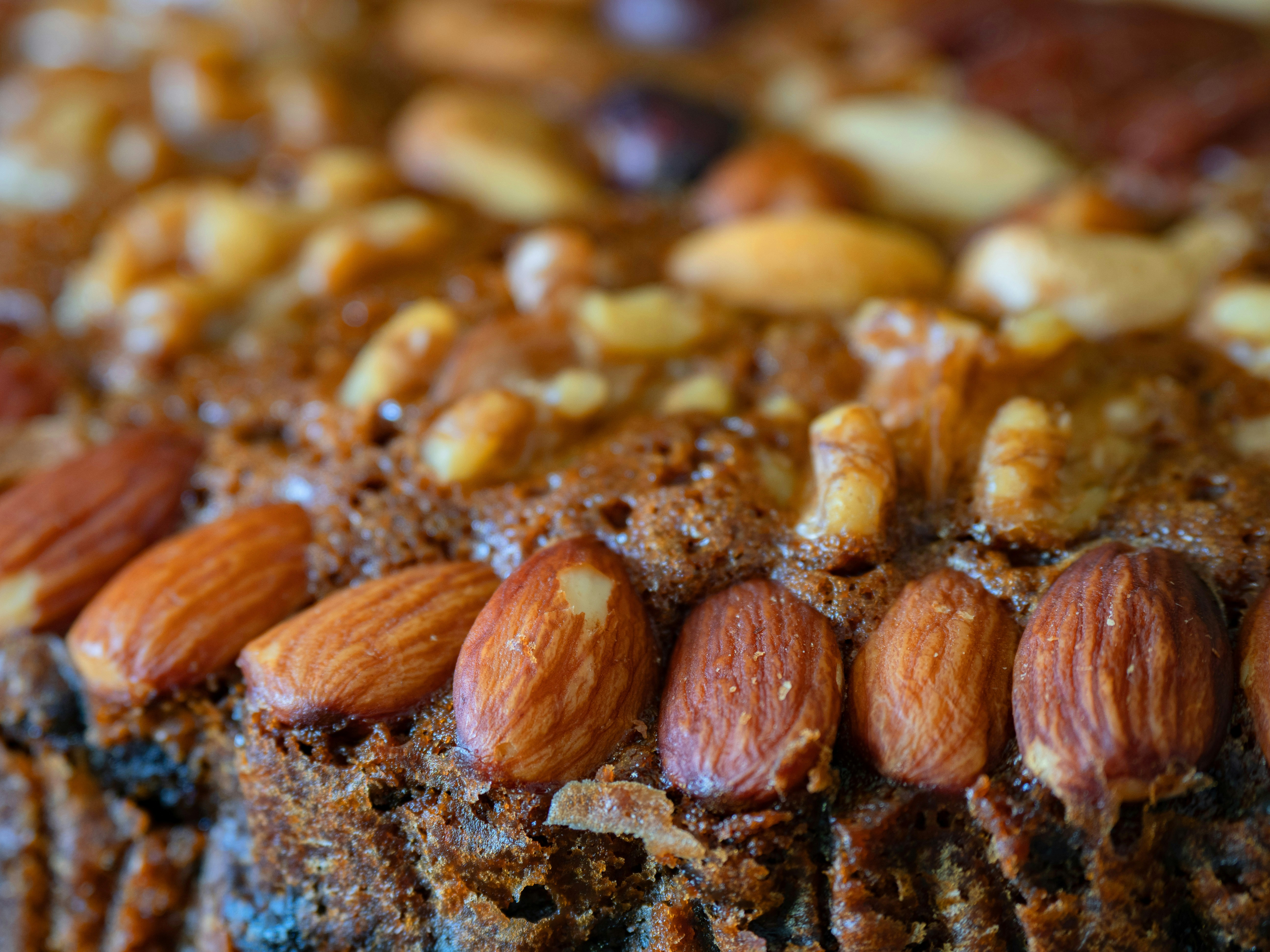 Nutty Caramel Gleam: A Close-Up of Almond-Topped Caramelized Slice