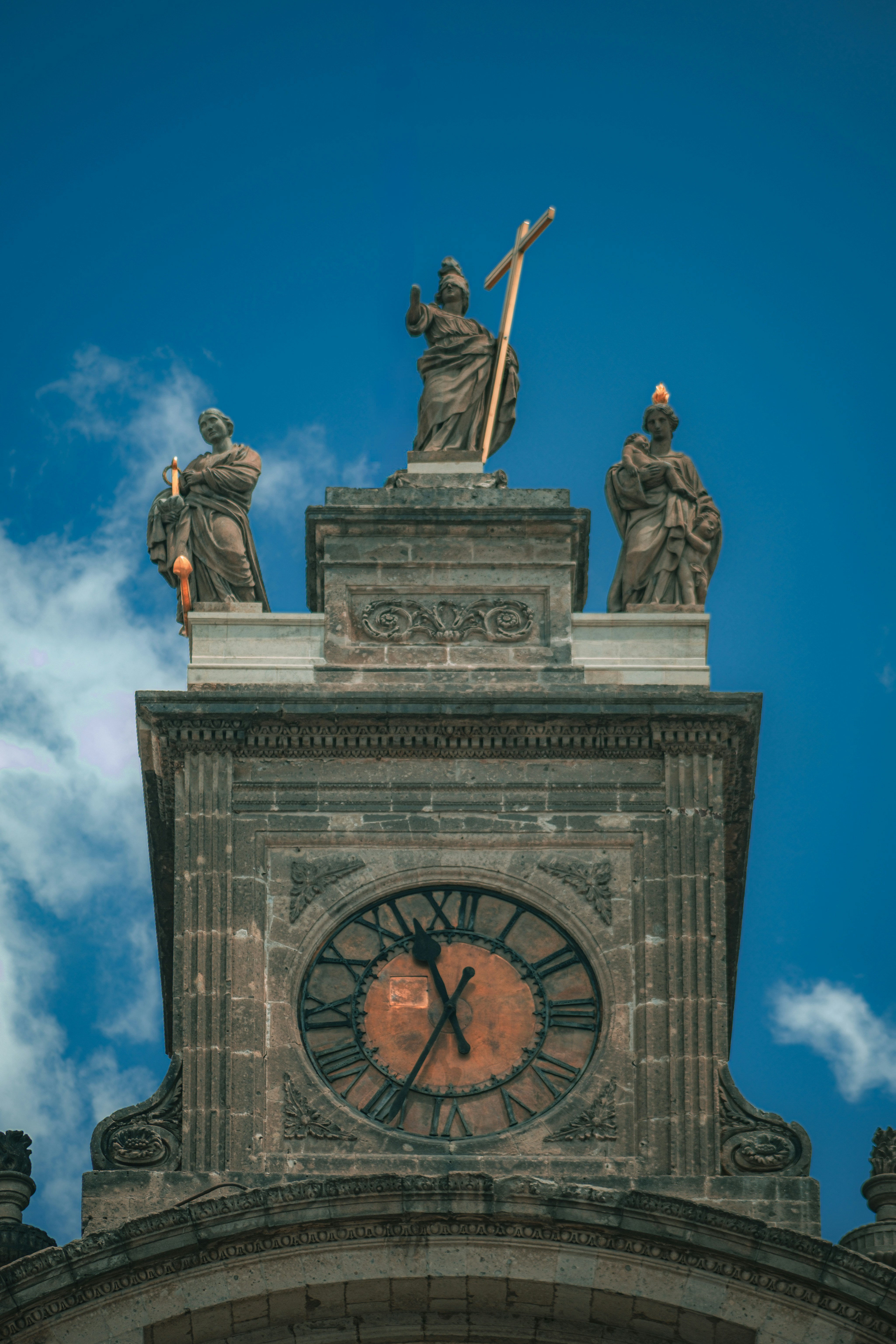 Timekeepers on Stone: A Tower of Statues with a Central Clock