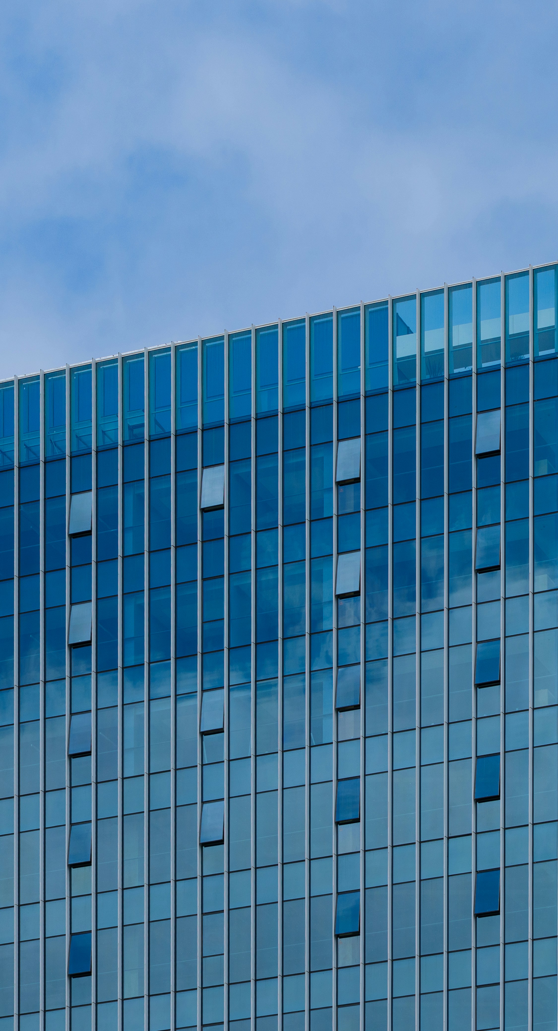 Skyline Reflections: A Glass Facade Reaches Toward the Sky