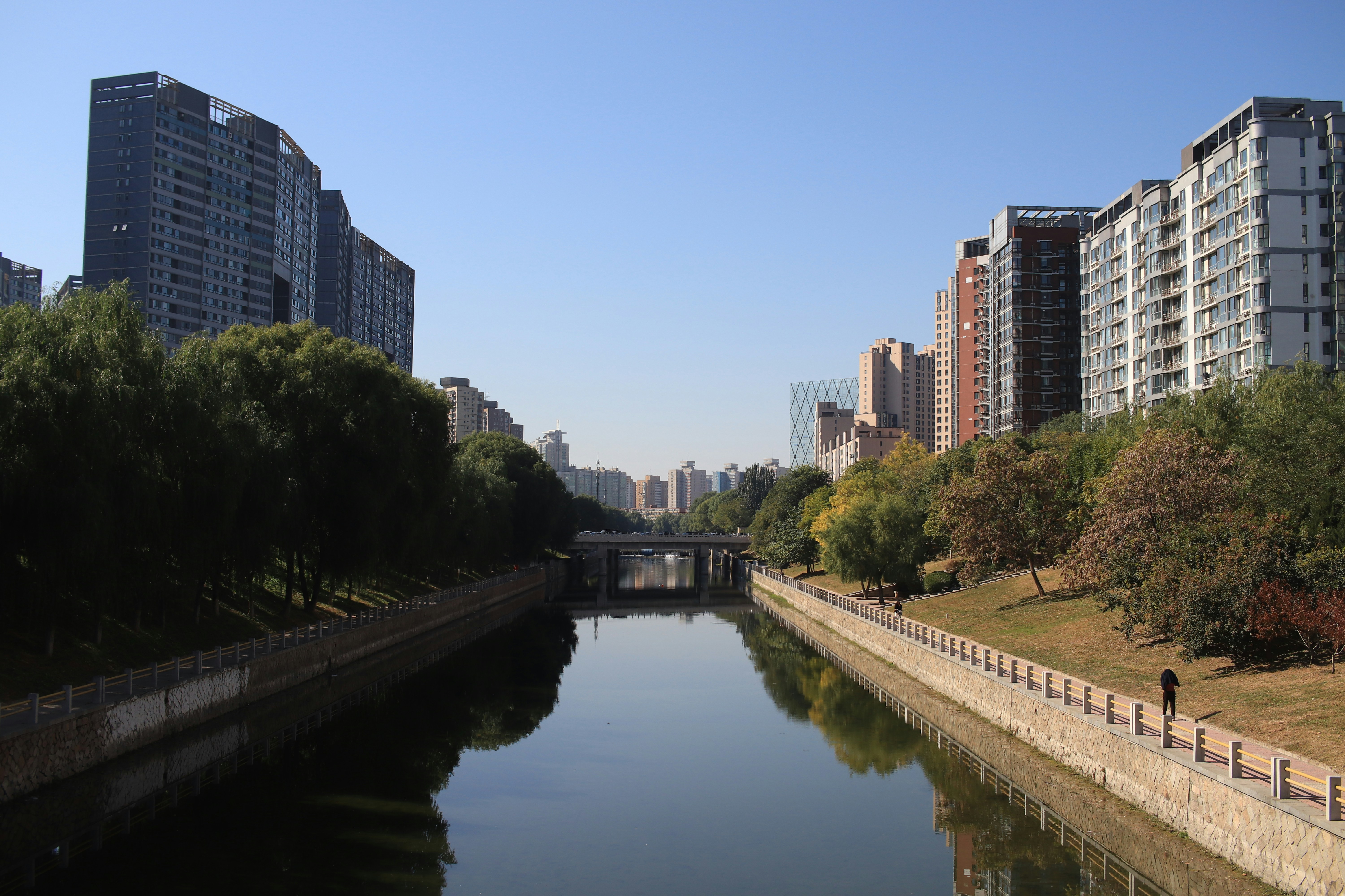 Riverline Through the City: Calm Waters Reflect a Corridor of Skyscrapers
